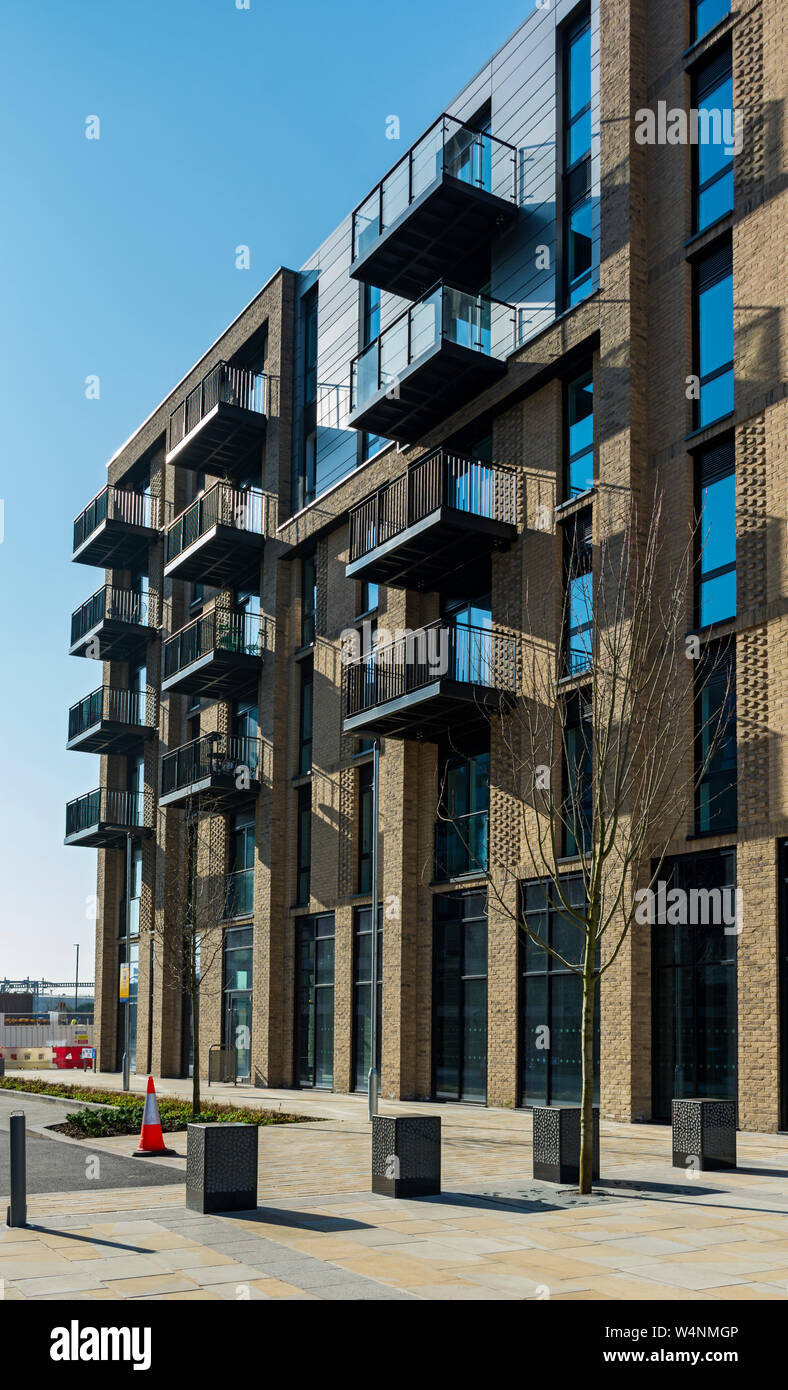Modern apartment block uk hi-res stock photography and images - Alamy