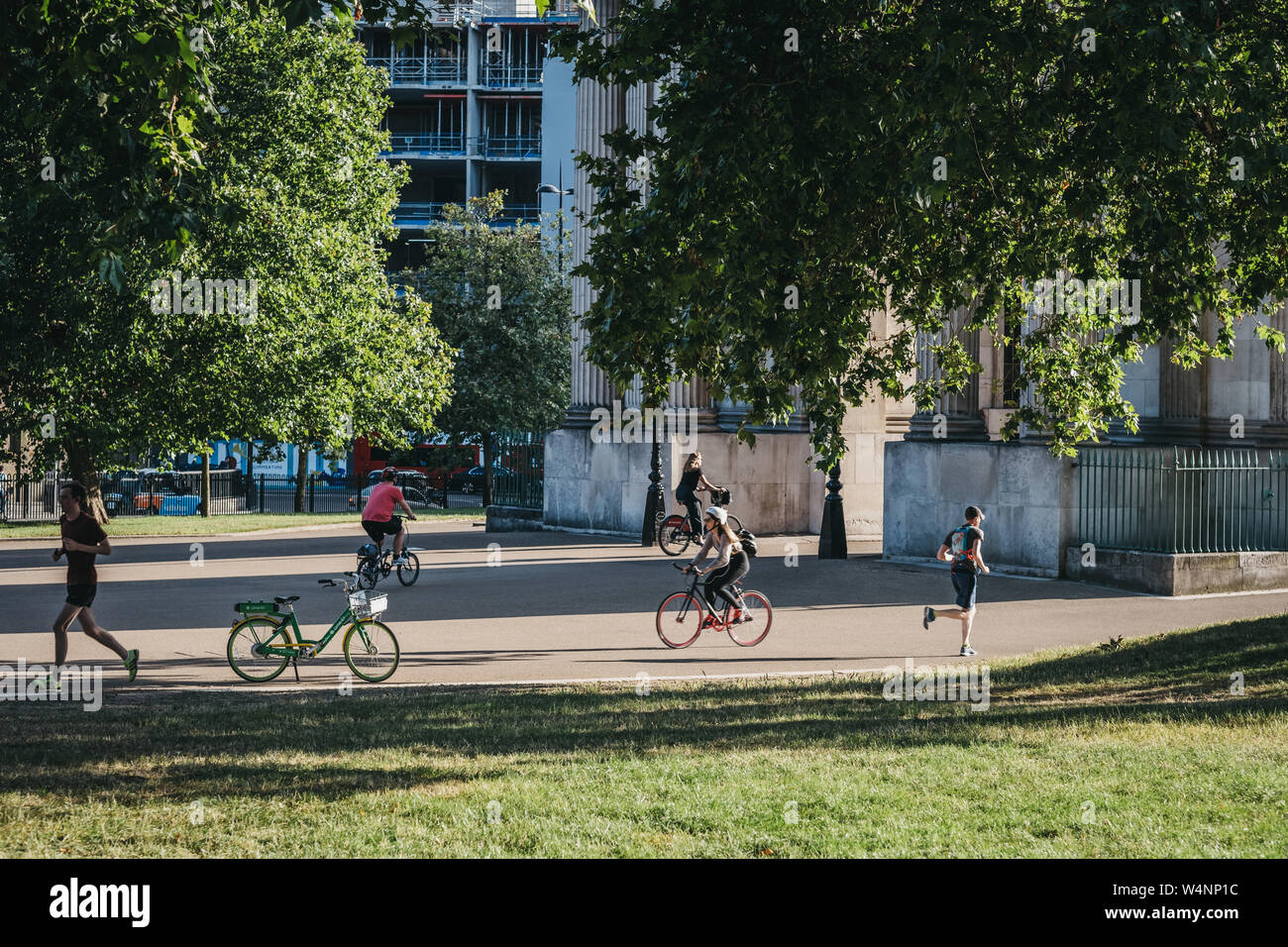 Cycle commute london park hi-res stock photography and images - Alamy