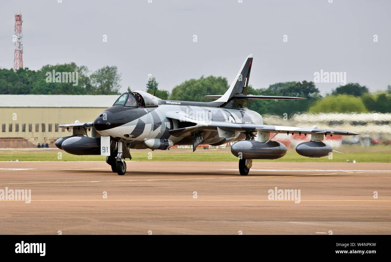 British fighter jet 1950s hi-res stock photography and images - Alamy