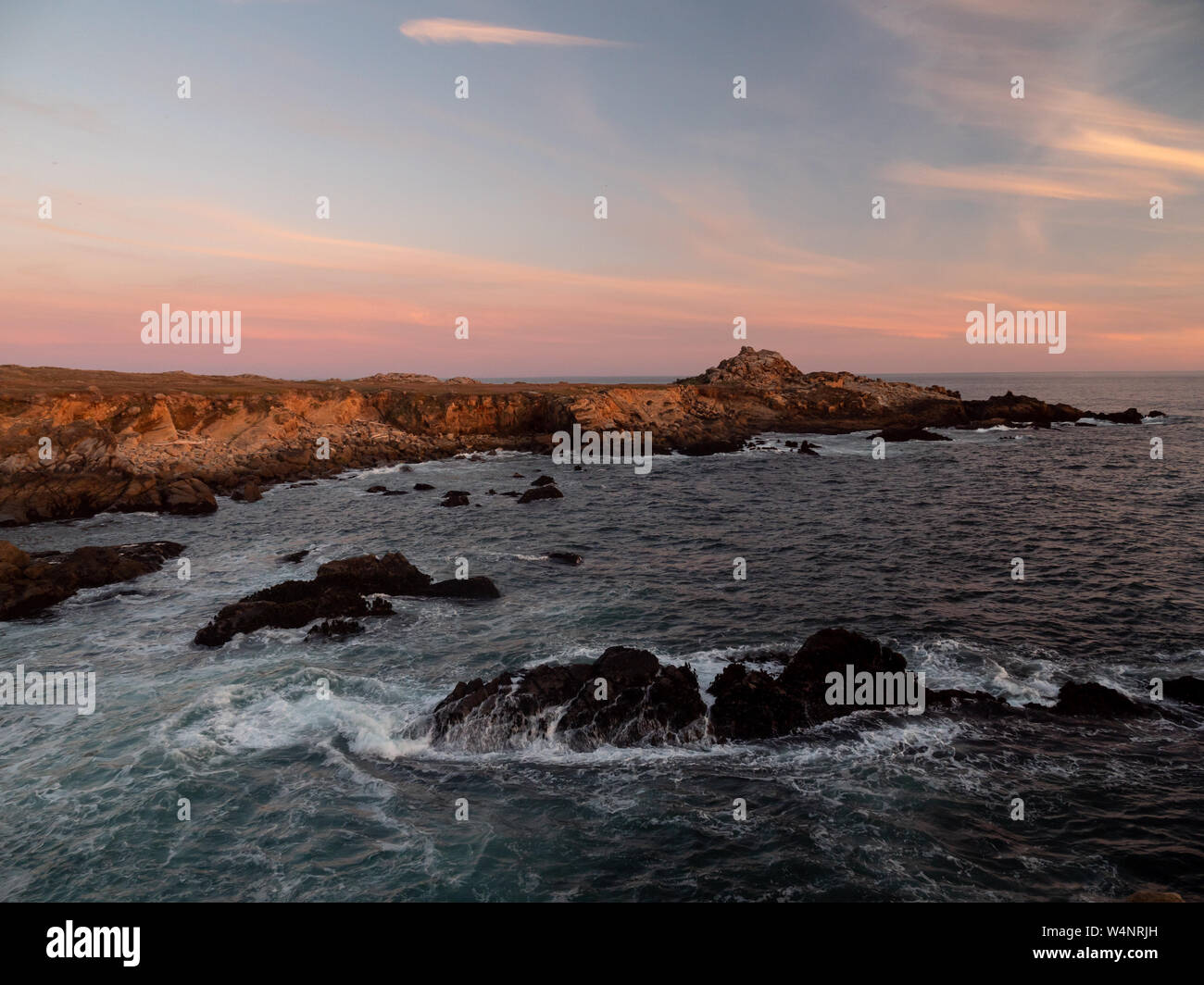 Ocean waves crashing on rocks hi-res stock photography and images - Alamy