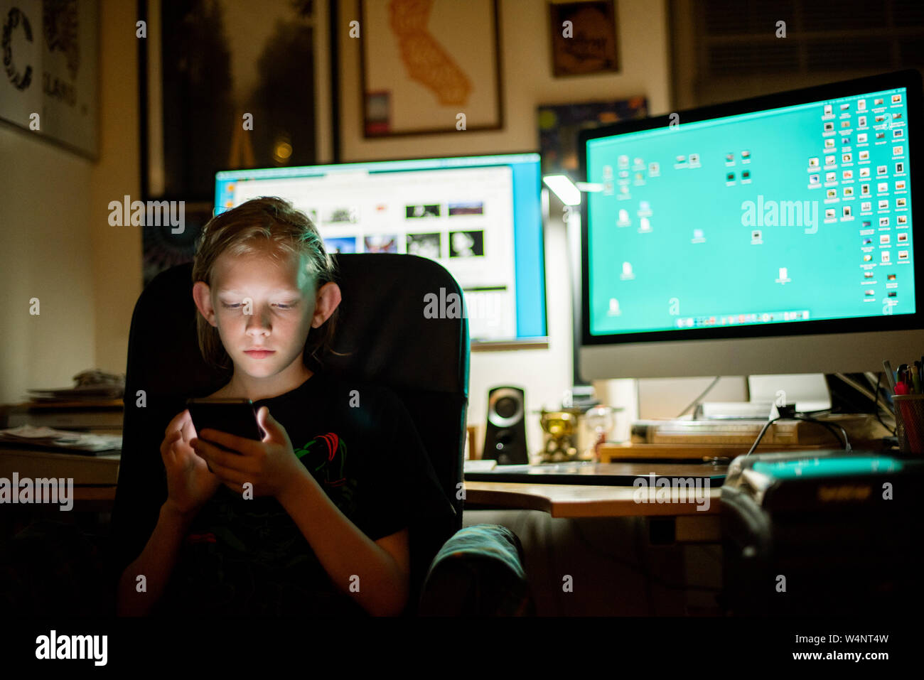 Kid using pc hi-res stock photography and images - Alamy