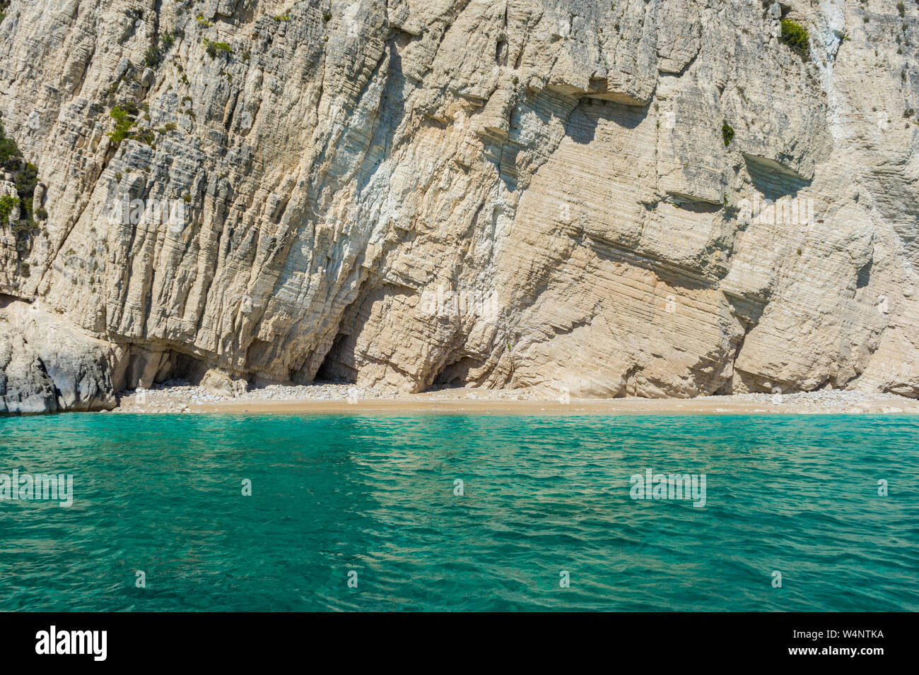 Greece, Zakynthos, White sand beach at impressive cliff and azure ...