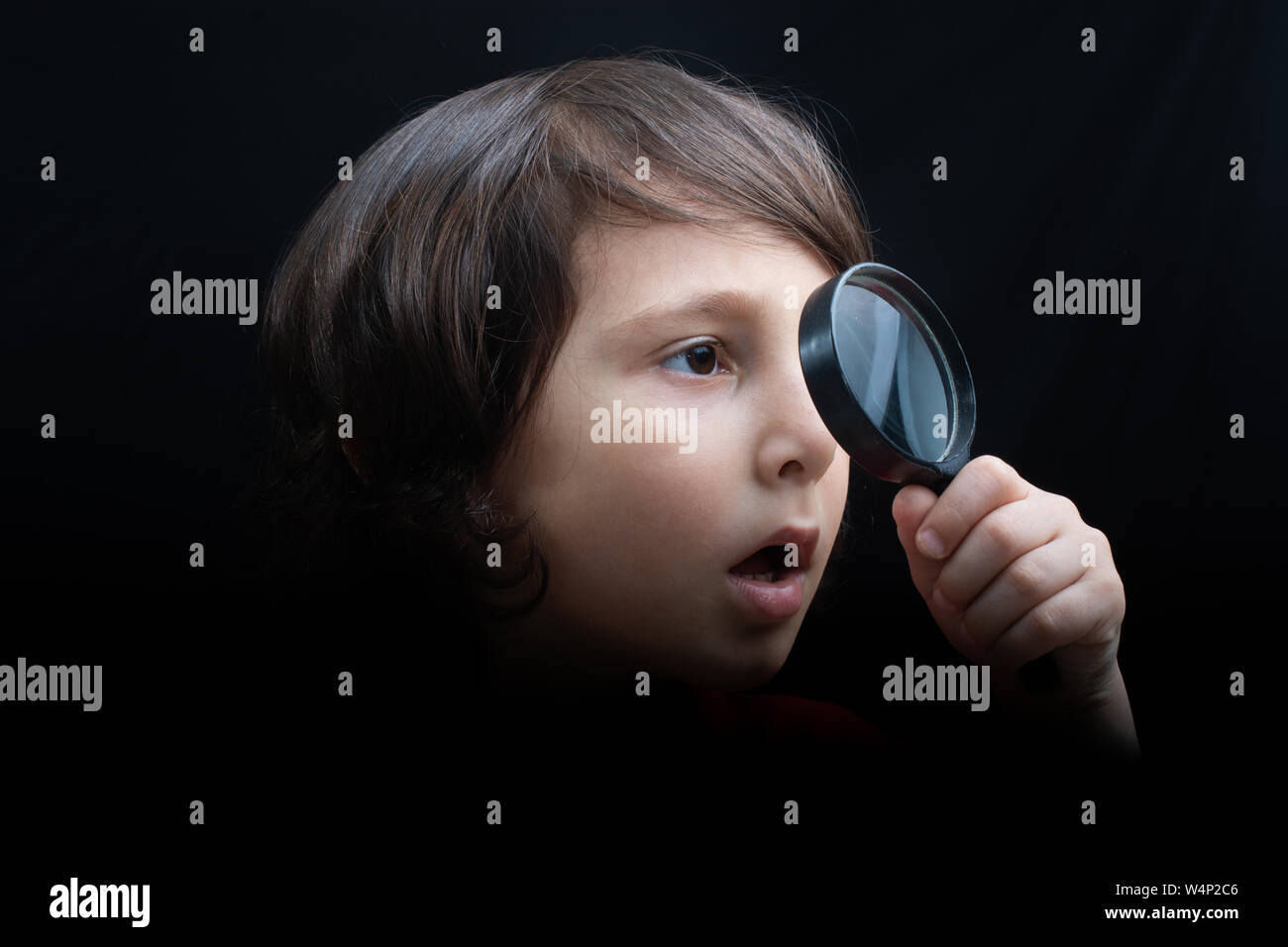 Kid holding magnifying glass hi-res stock photography and images - Alamy