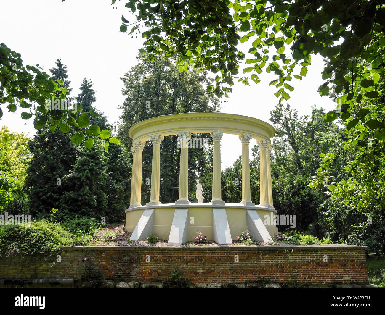 Palace with pillars hi-res stock photography and images - Alamy