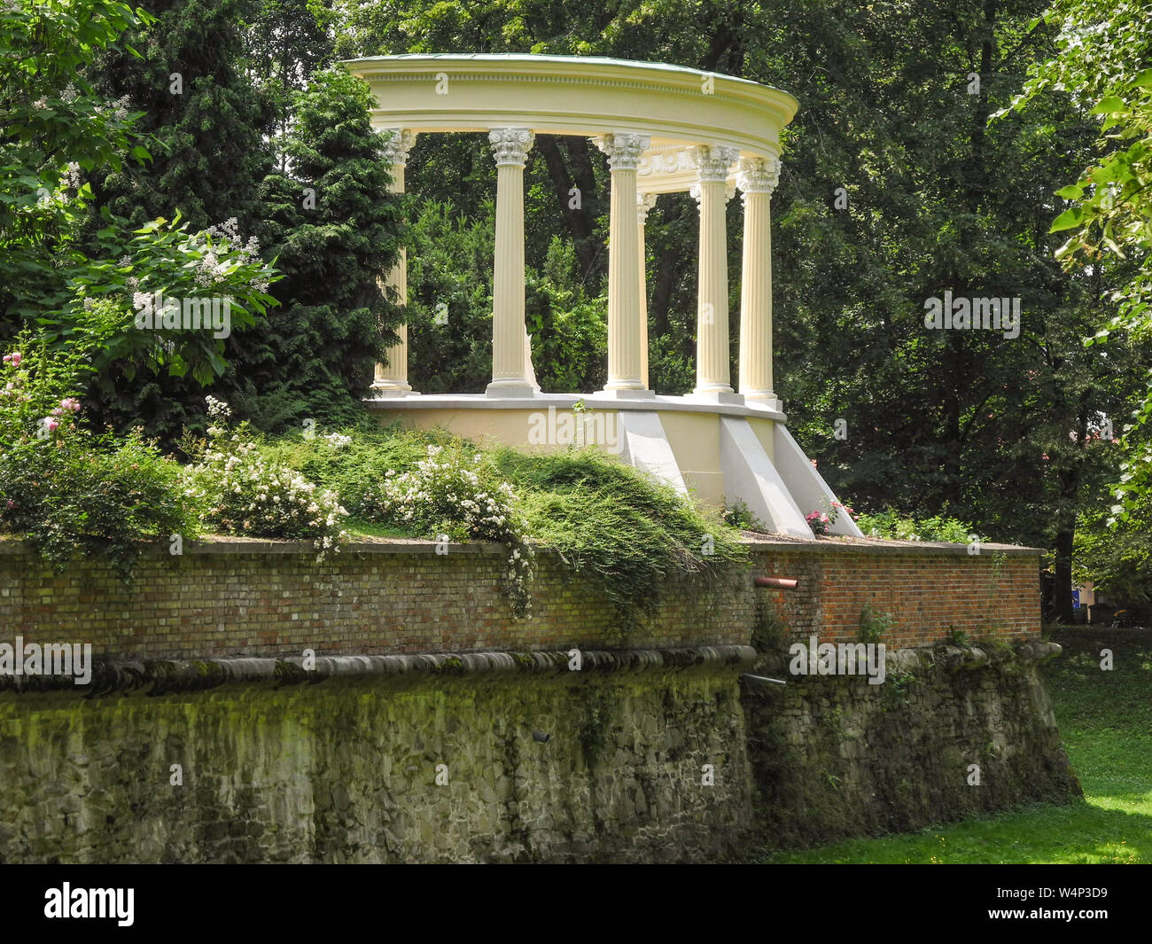 Palace pillars hi-res stock photography and images - Alamy