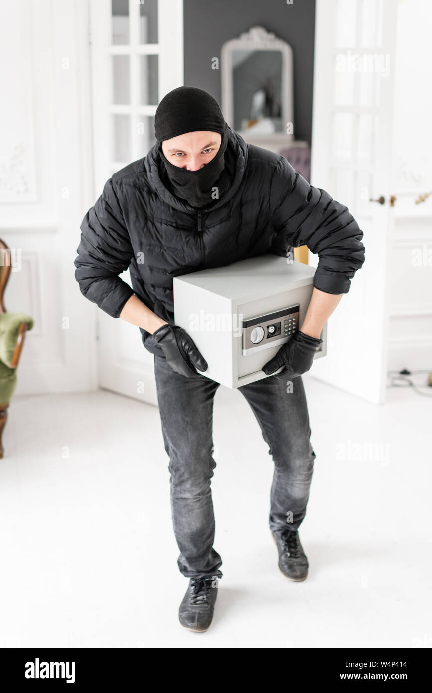 Security camera criminal hi-res stock photography and images - Alamy