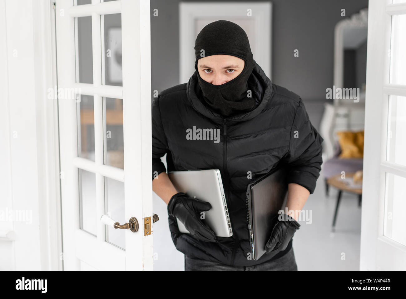 Thief laptop hi-res stock photography and images - Alamy