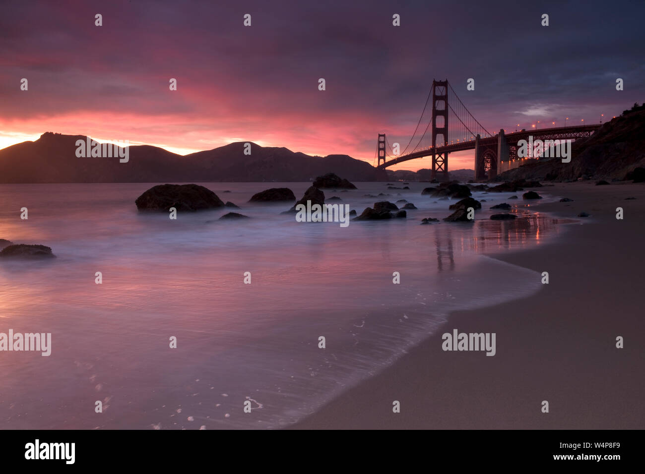 Pink cloud sunset over ocean hi-res stock photography and images - Alamy