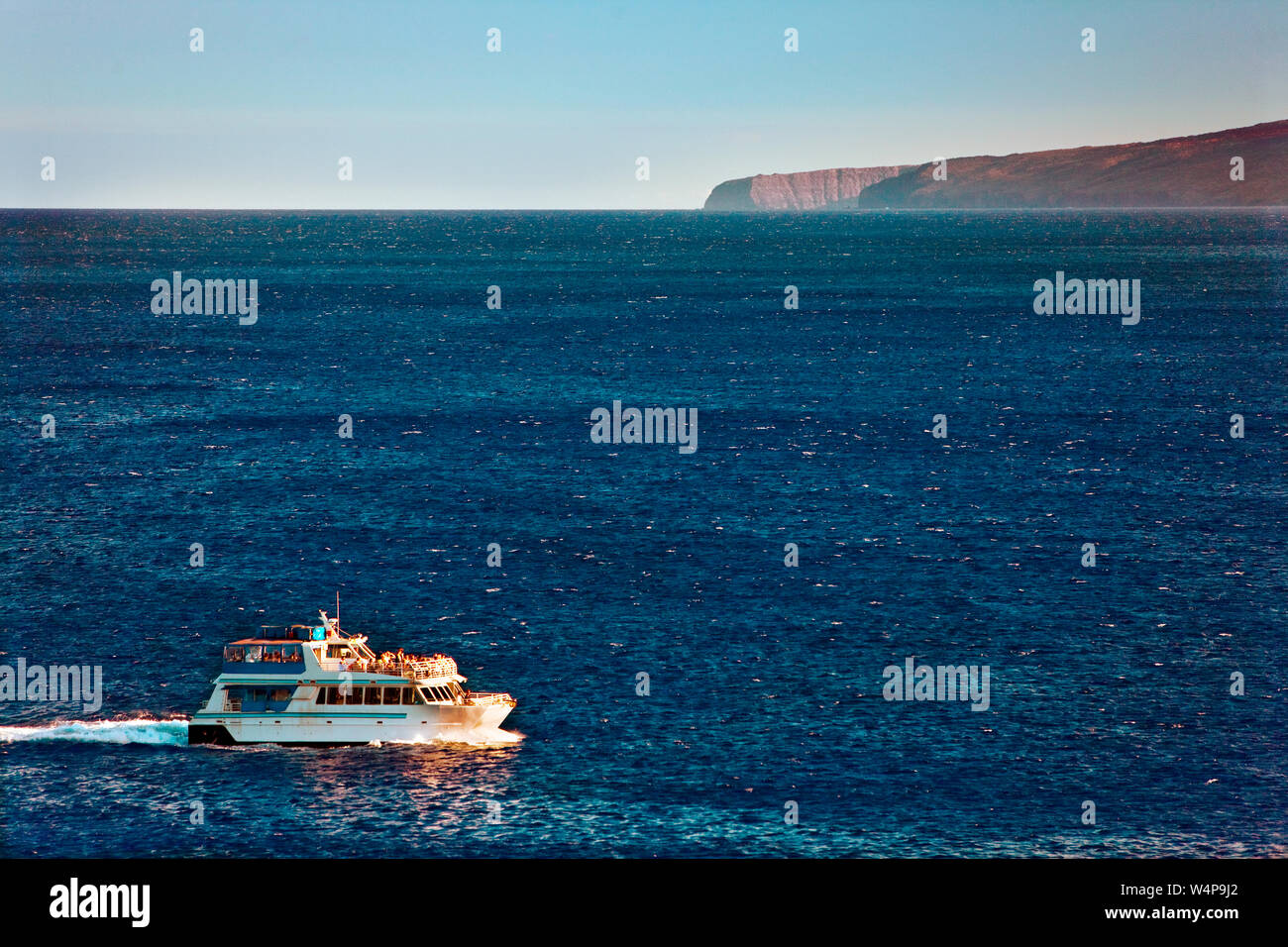 Boat full of people sightseeing on the ocean Stock Photo - Alamy