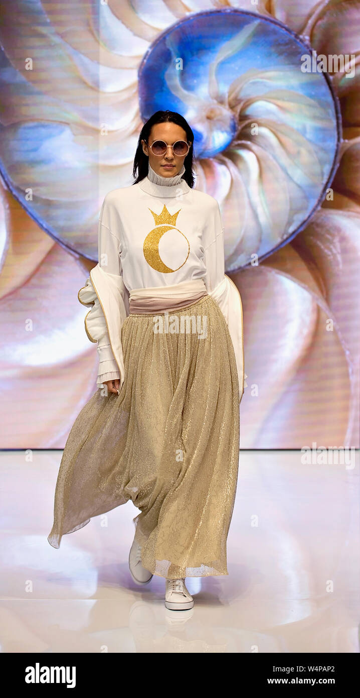 Female runway models hi-res stock photography and images - Alamy