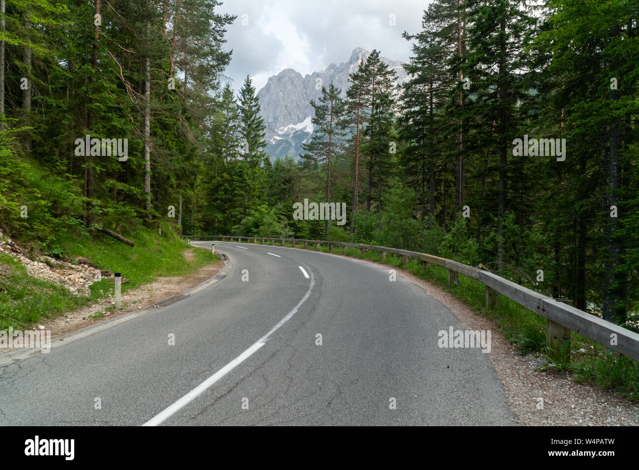 Back view country road hi-res stock photography and images - Alamy