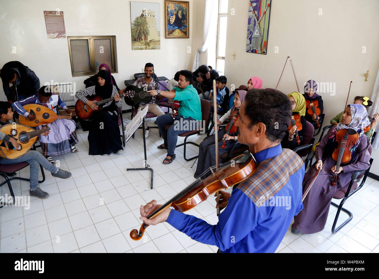 (190724) -- SANAA, July 24, 2019 (Xinhua) -- Yemeni music teacher ...