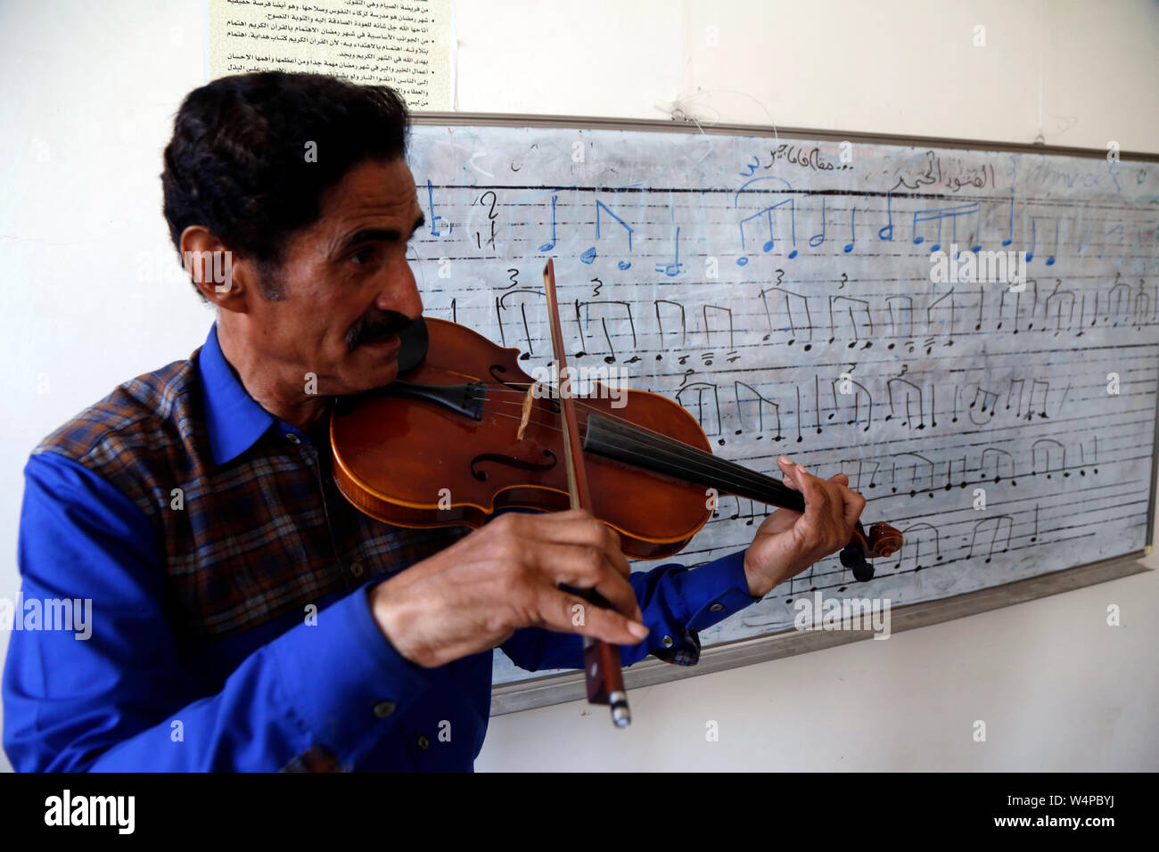 Teaching in yemen hi-res stock photography and images - Alamy