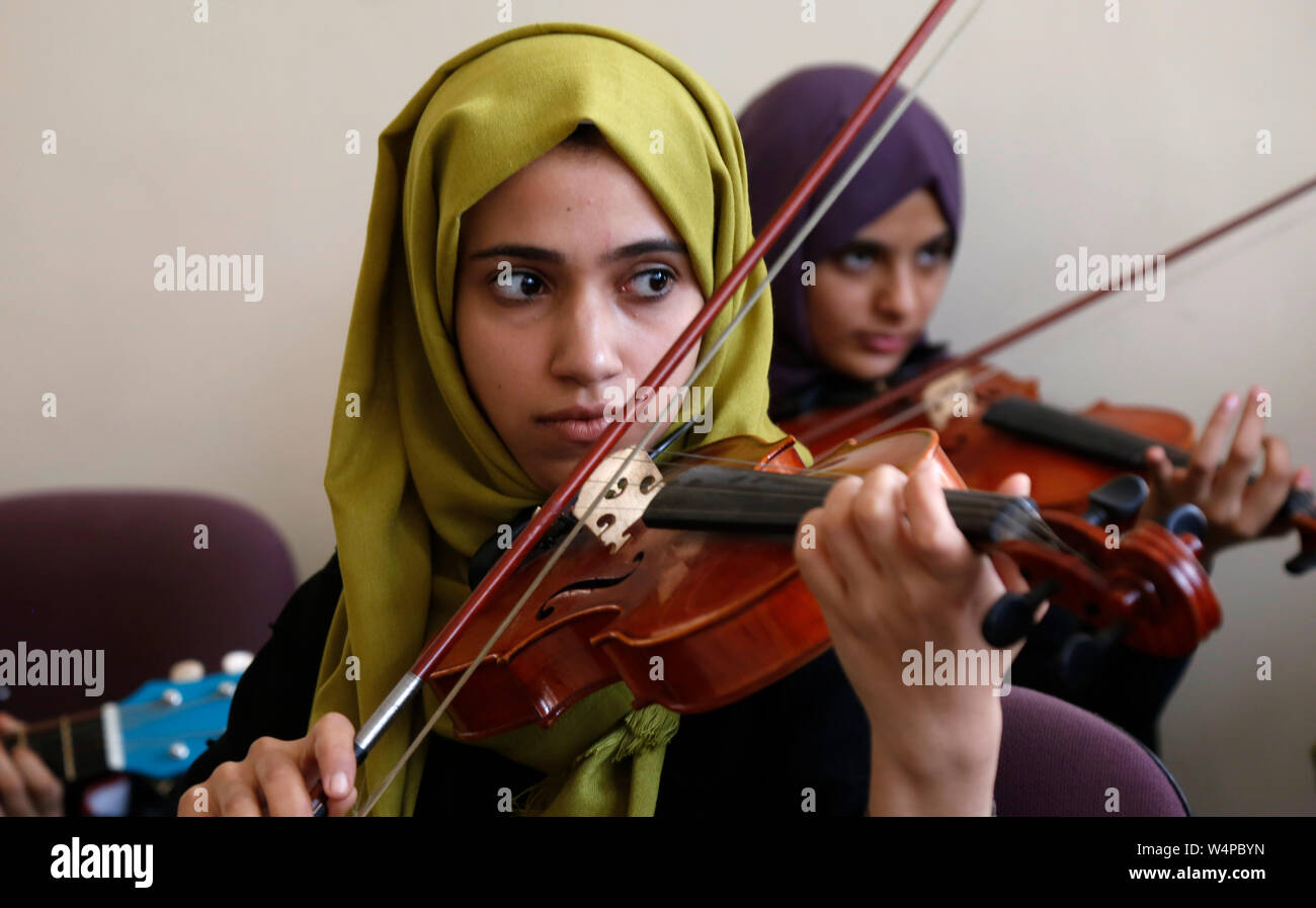 (190724) -- SANAA, July 24, 2019 (Xinhua) -- Yemeni students play ...