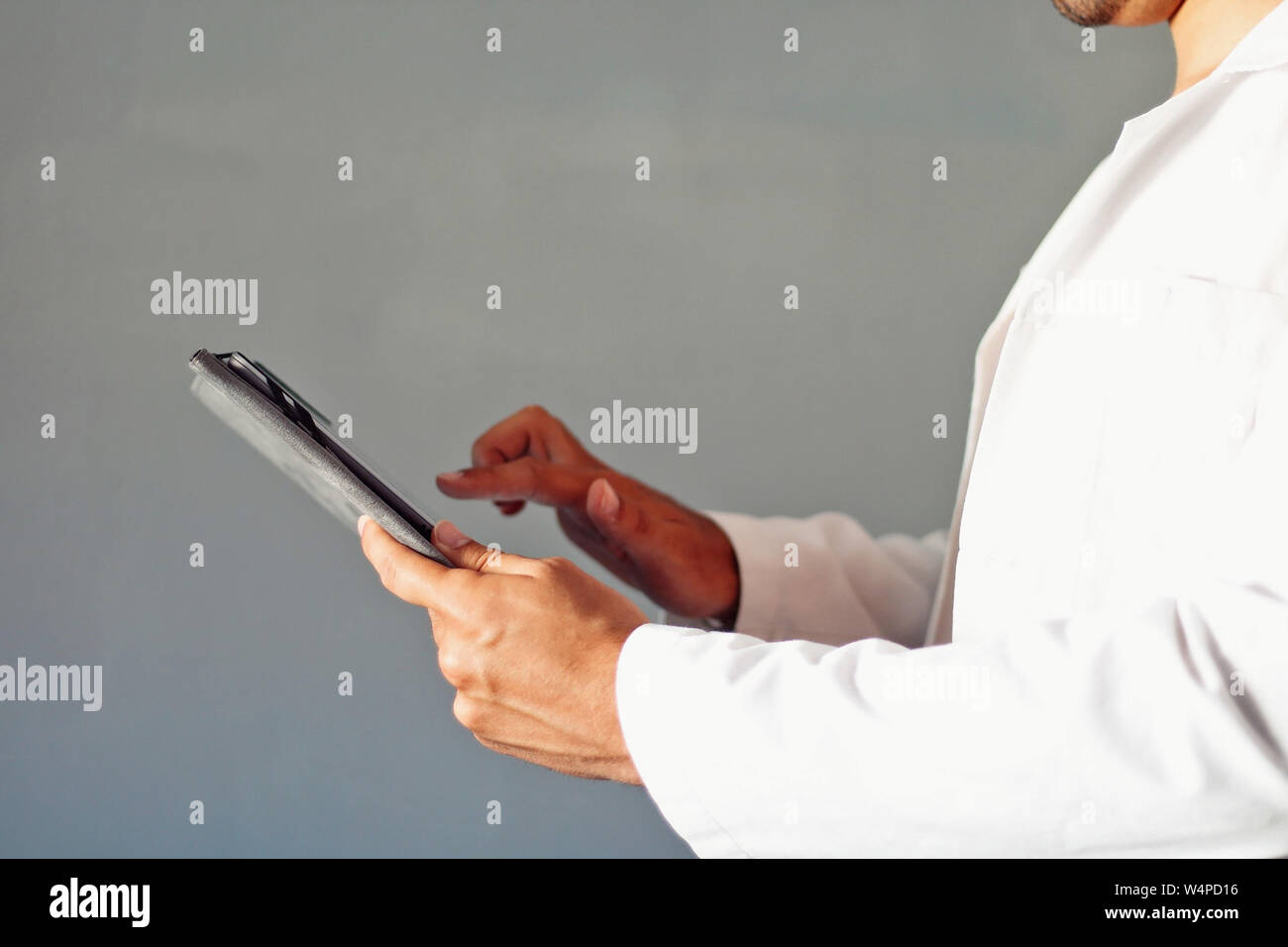 Doctor office people tablet hi-res stock photography and images - Alamy