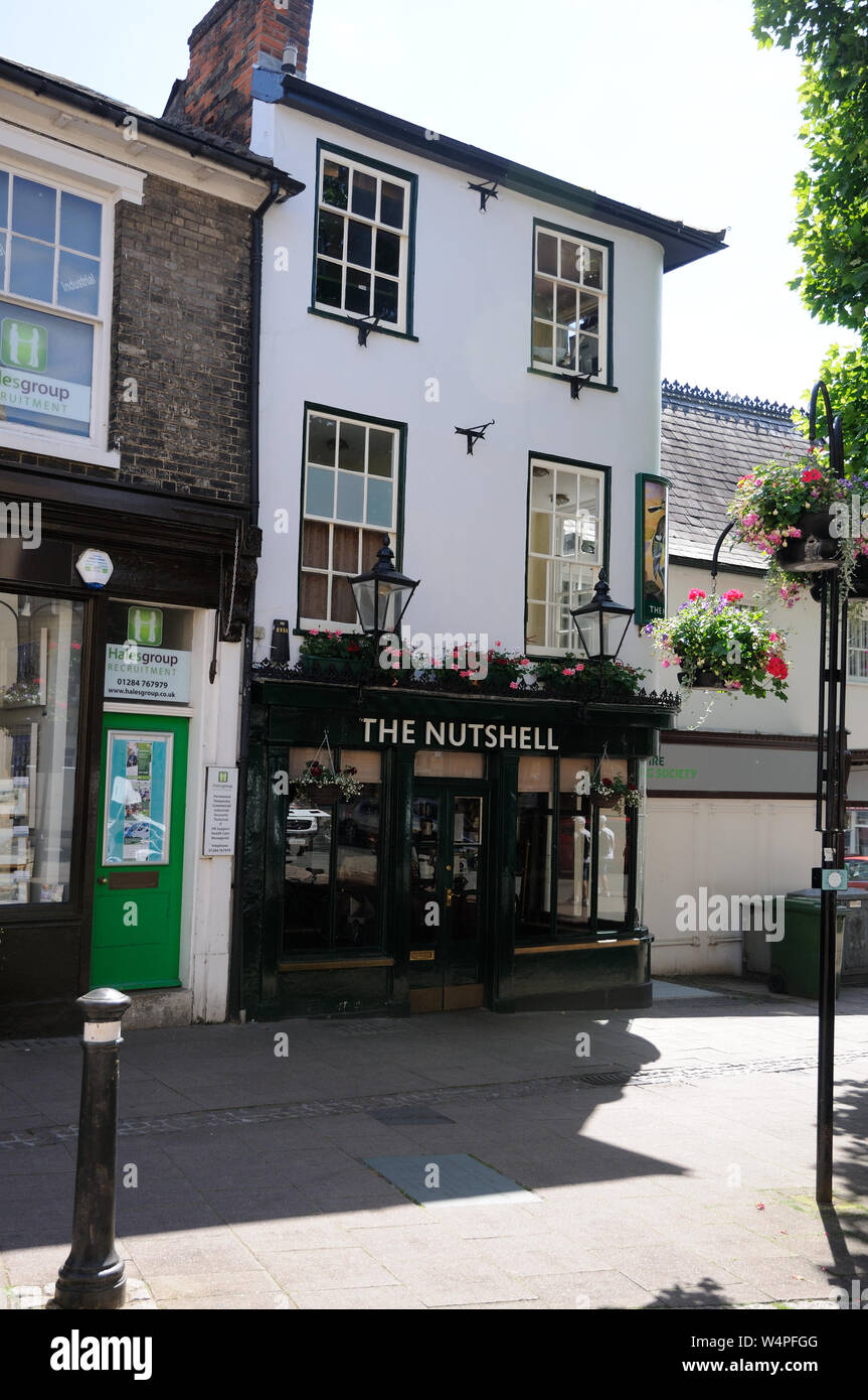 Smallest public bar in the united kingdom hi-res stock photography and ...