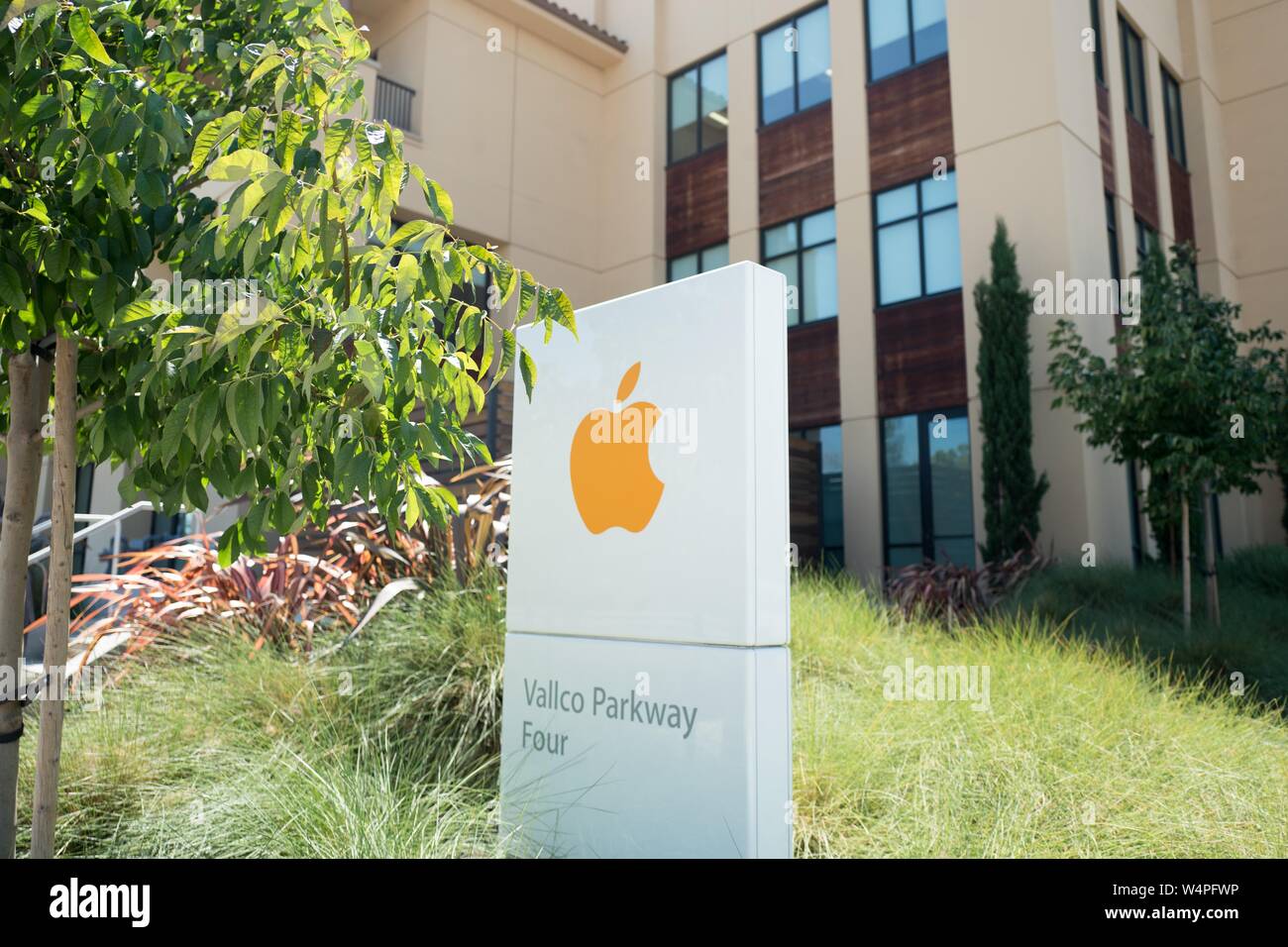 Apple headquarters cupertino logo hi-res stock photography and images ...