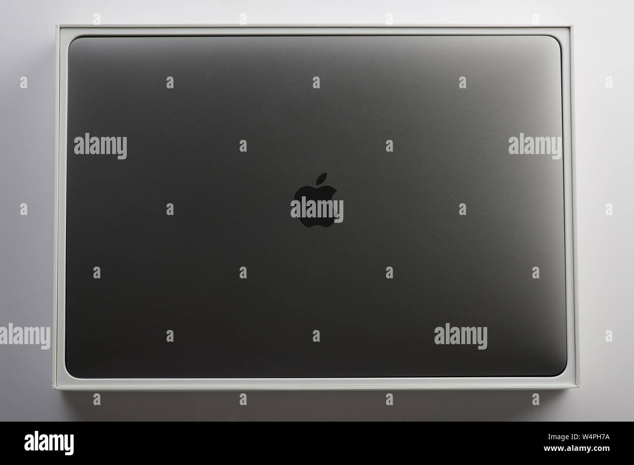 Apple mac laptop hi-res stock photography and images - Alamy