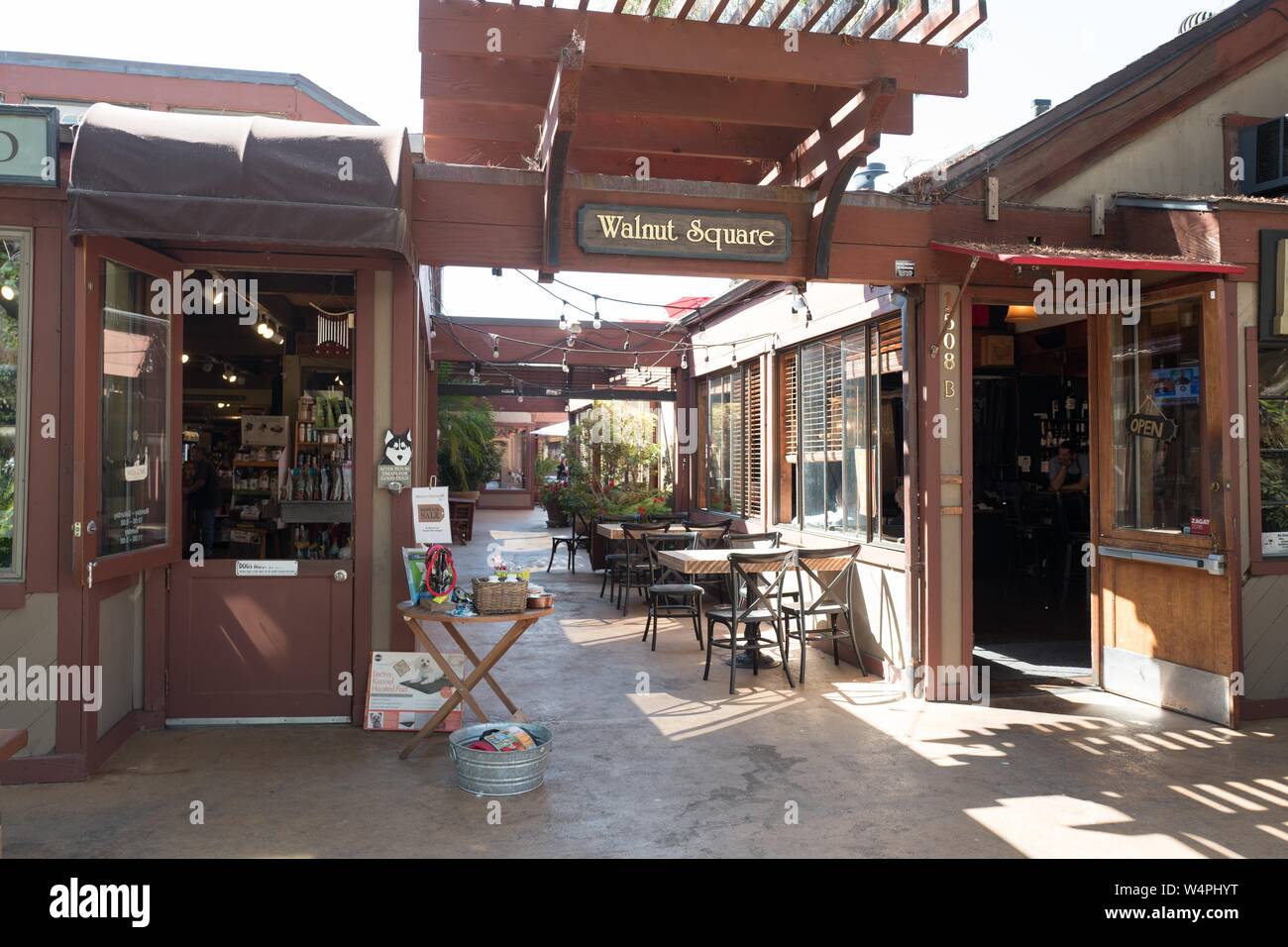 Walnut square shopping center hi-res stock photography and images - Alamy