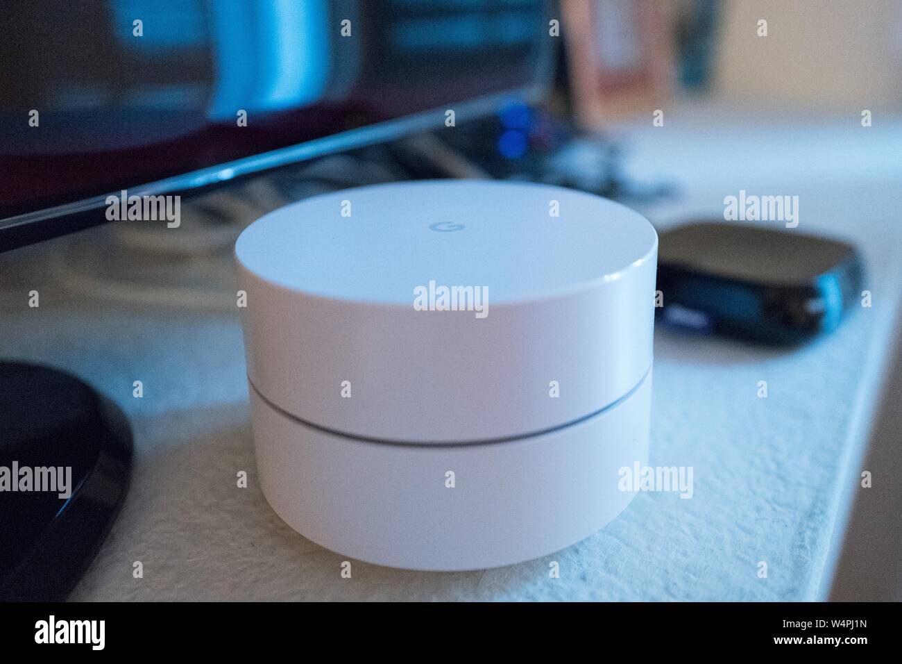 Mesh wifi hi-res stock photography and images - Alamy