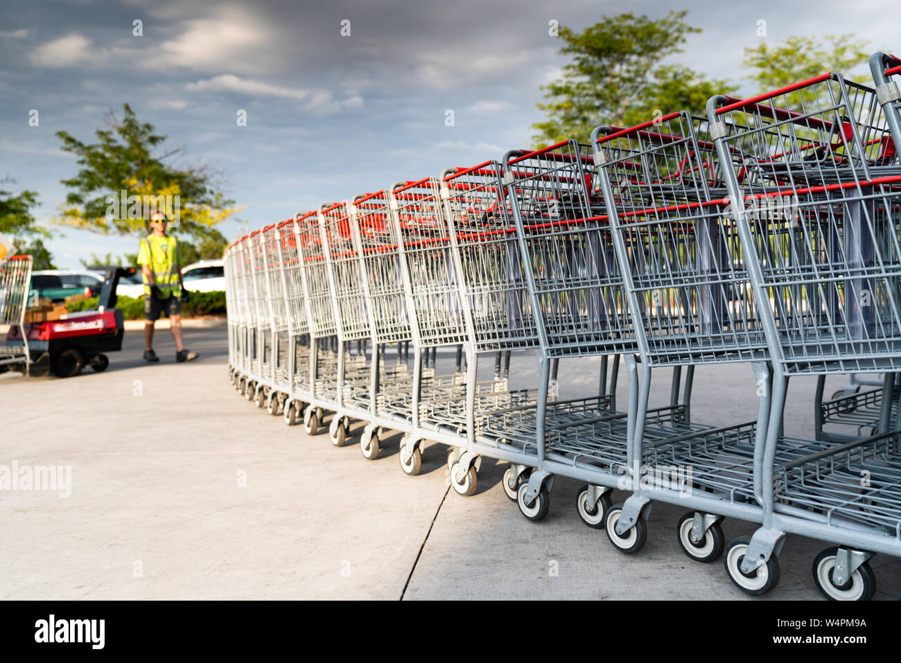 Grocery worker hi-res stock photography and images - Alamy
