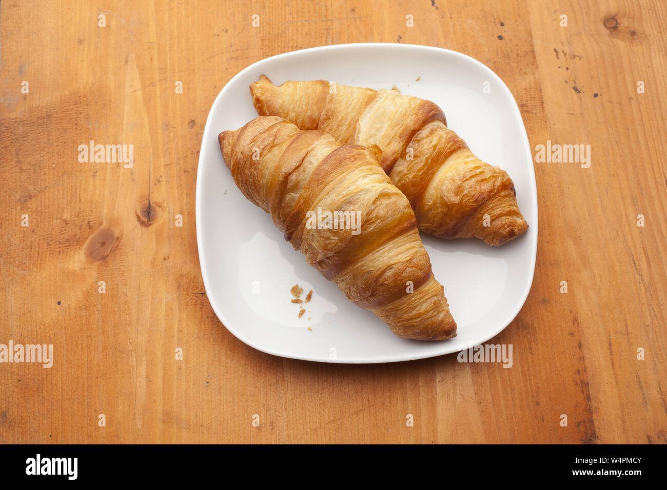 The fresh and crisp croissant on white plate Stock Photo - Alamy