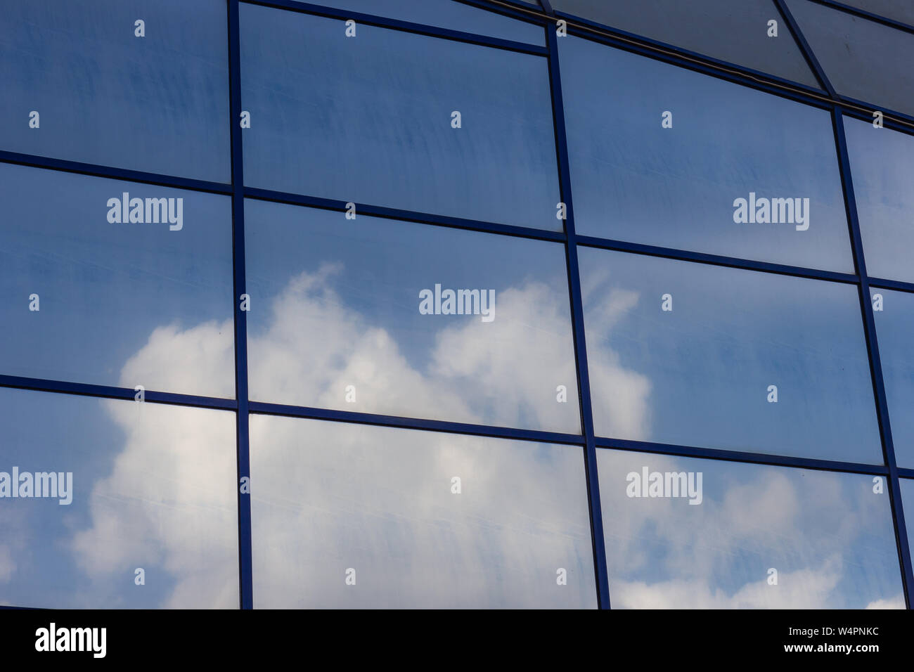 clouds reflected in the window pattern grid skyscraper Stock Photo - Alamy
