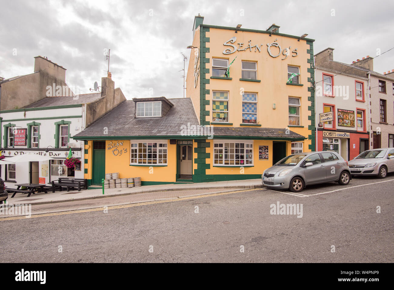 Ballyshannon Pub High Resolution Stock Photography and Images - Alamy
