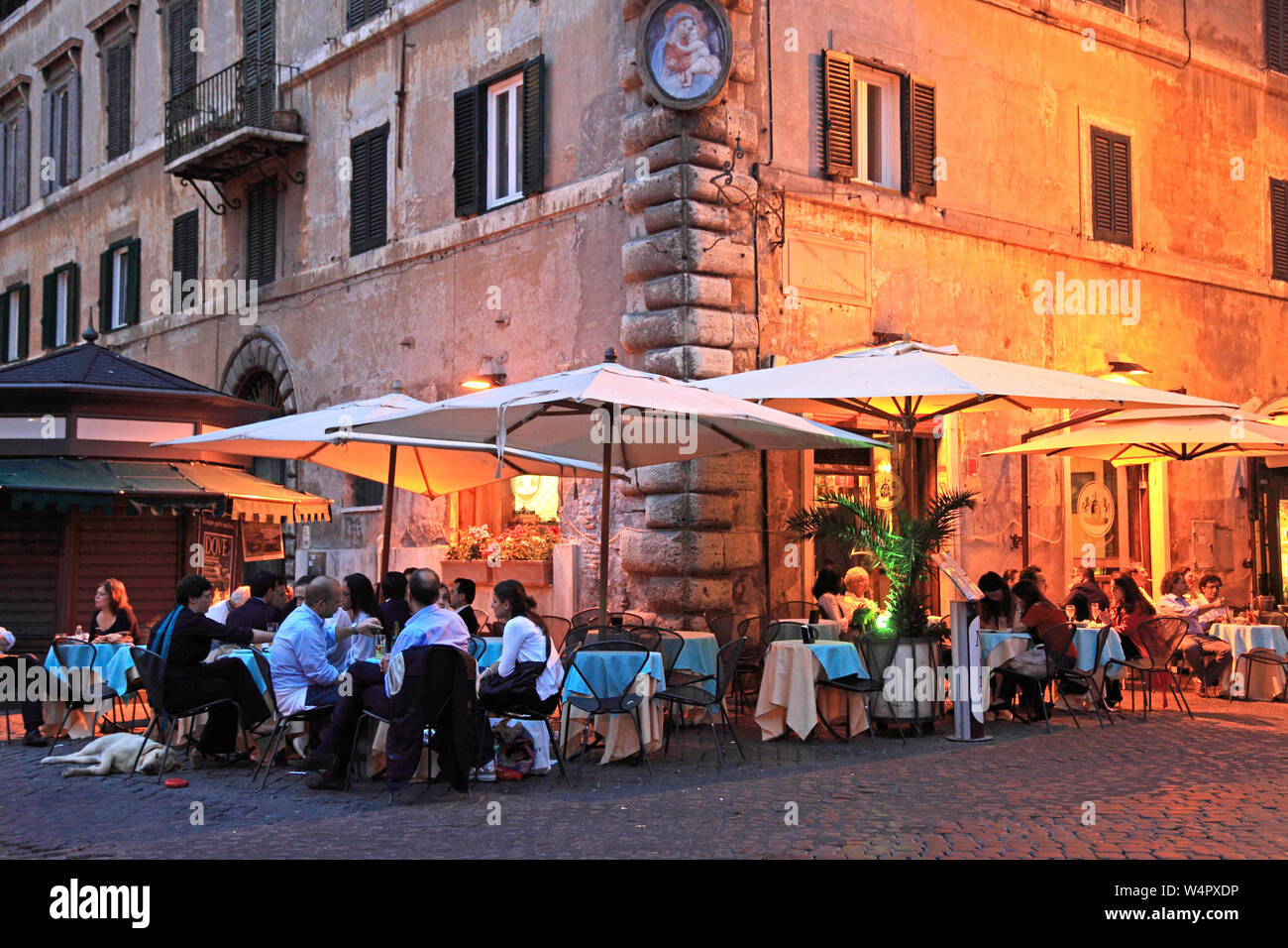 Cafe in piazza hi-res stock photography and images - Alamy