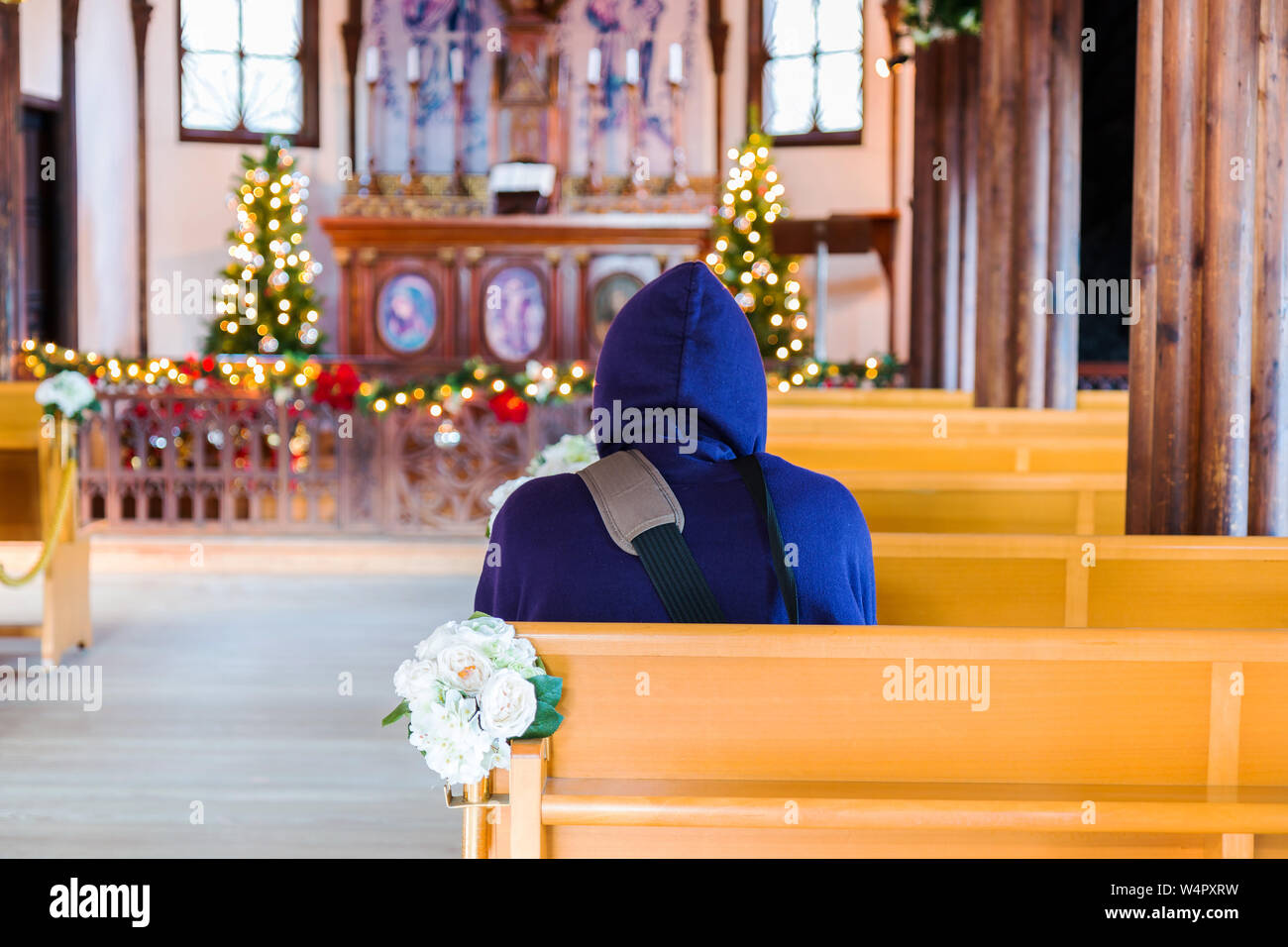 Family praying mass hi-res stock photography and images - Alamy