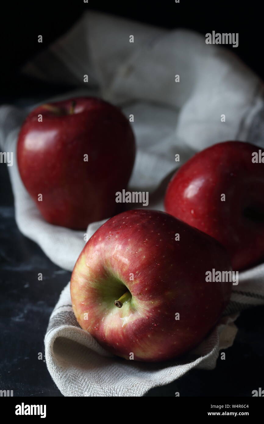 Apples still life hi-res stock photography and images - Alamy
