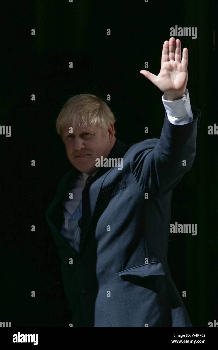 Boris johnson waves hi-res stock photography and images - Alamy