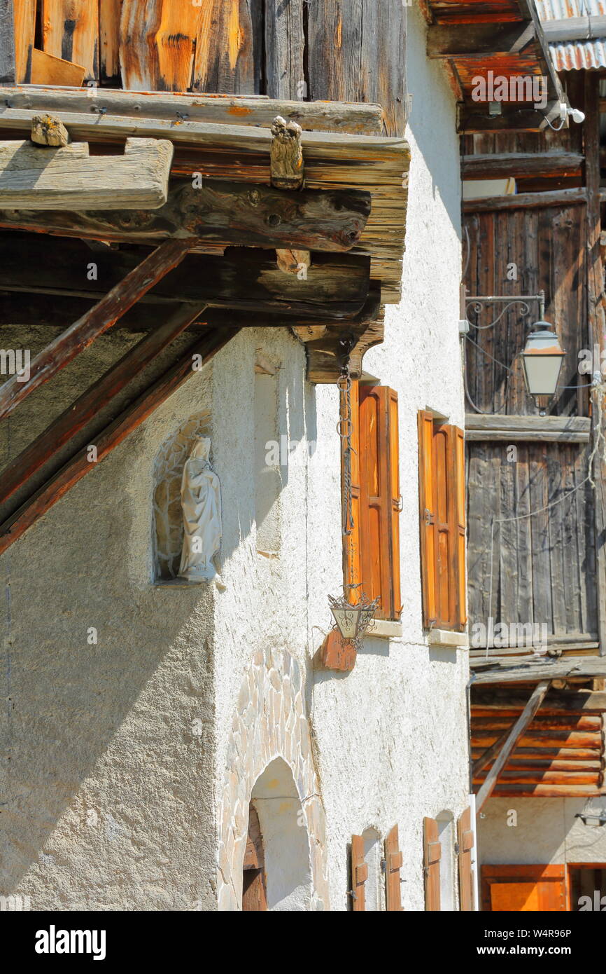 White statue of virgin mary hi-res stock photography and images - Alamy