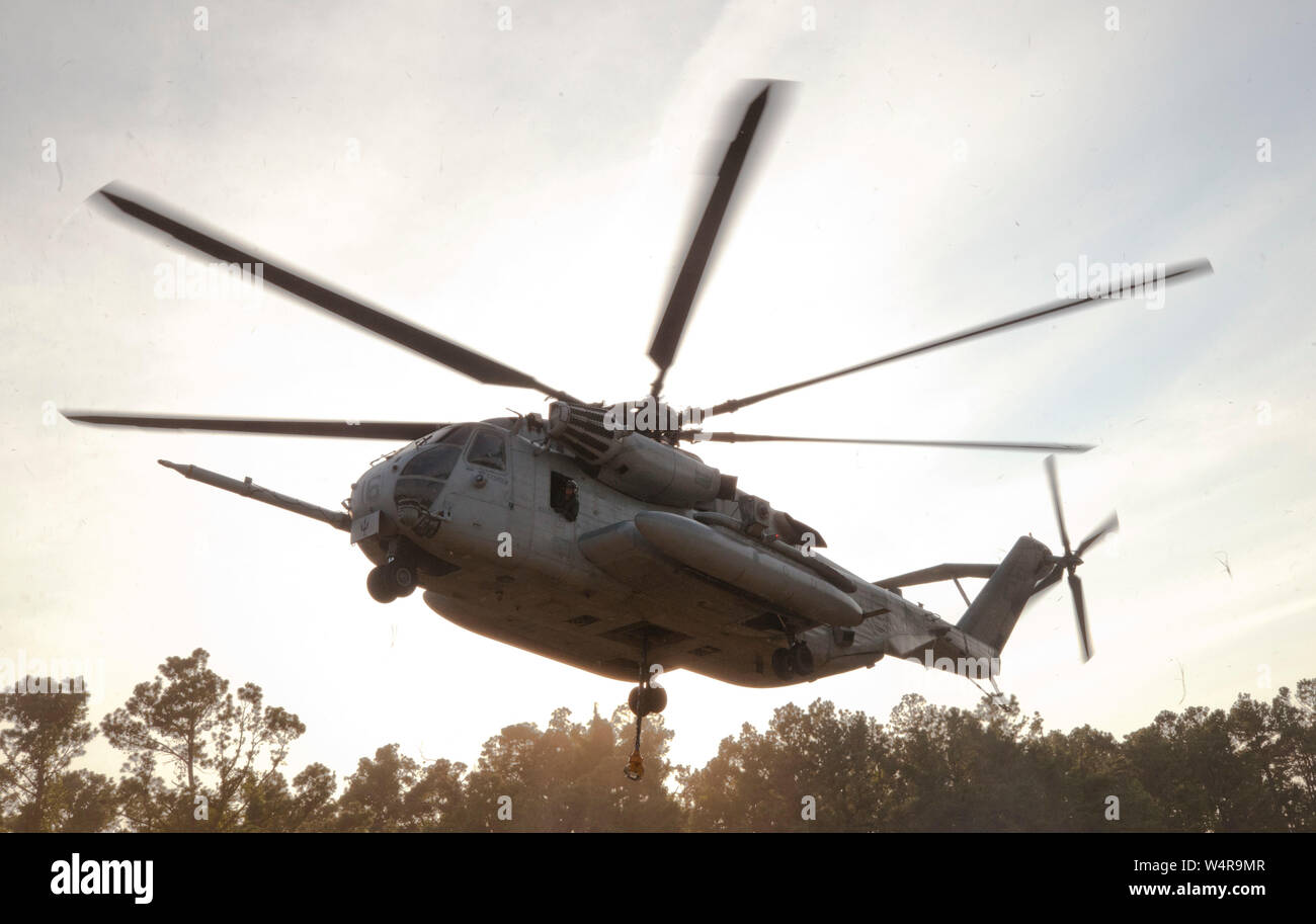 A CH-53E Super Stallion helicopter approaches Landing Zone Kite during ...