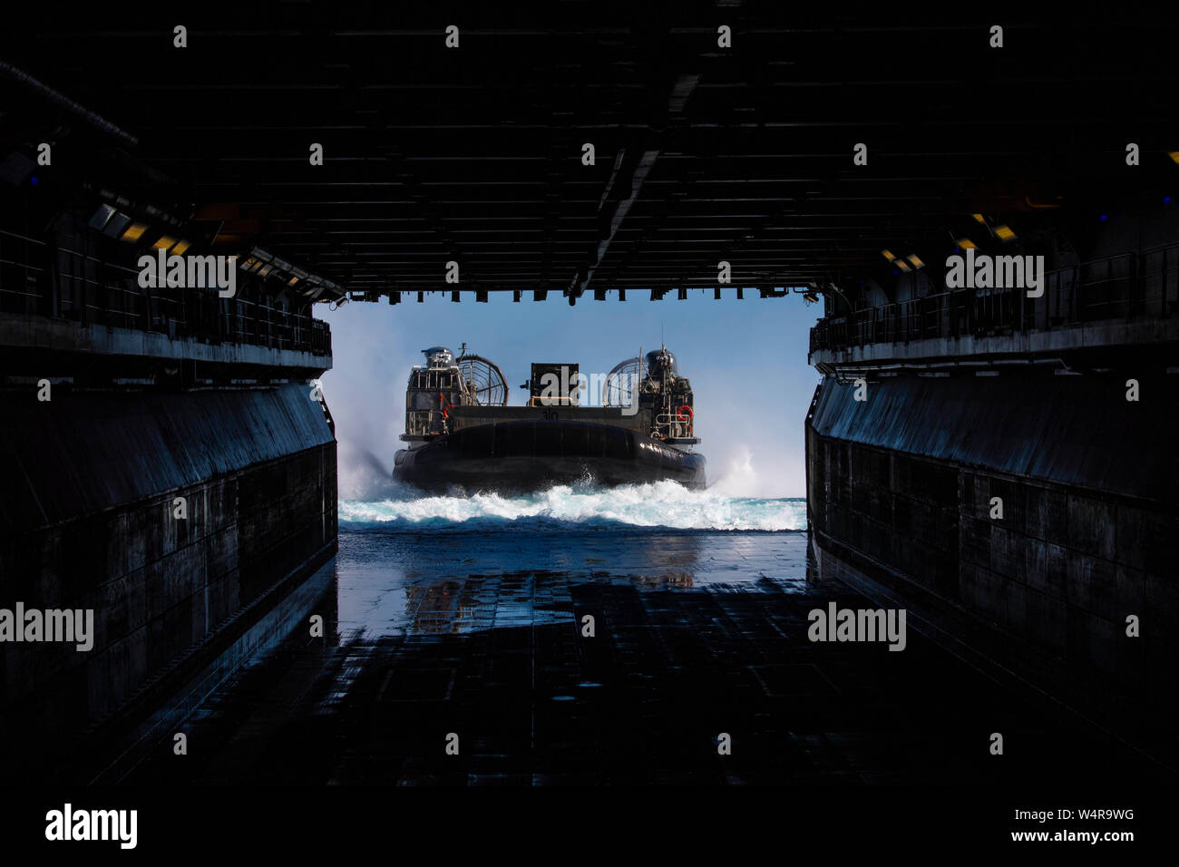 Landing craft air cushion lcac 30 hi-res stock photography and images ...