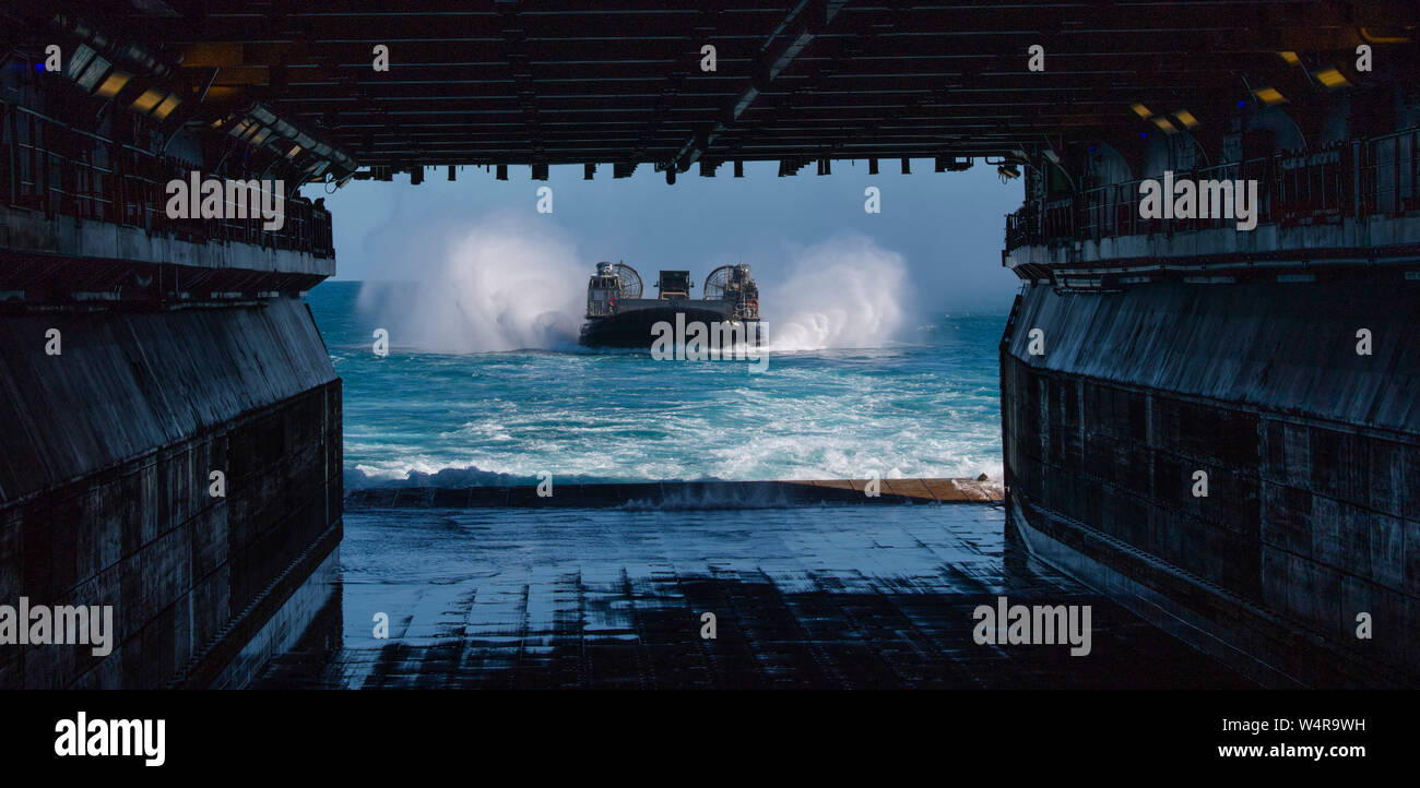 190724-N-BK435-0080 CORAL SEA (July 24, 2019) – Landing Craft, Air ...