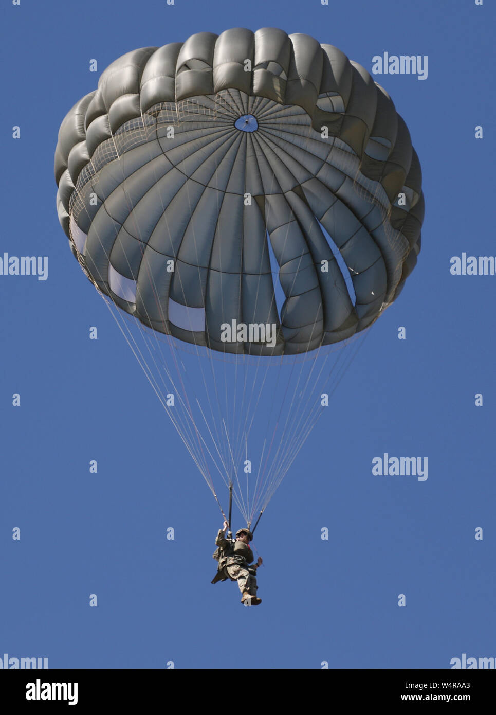 Female paratrooper hi-res stock photography and images - Alamy