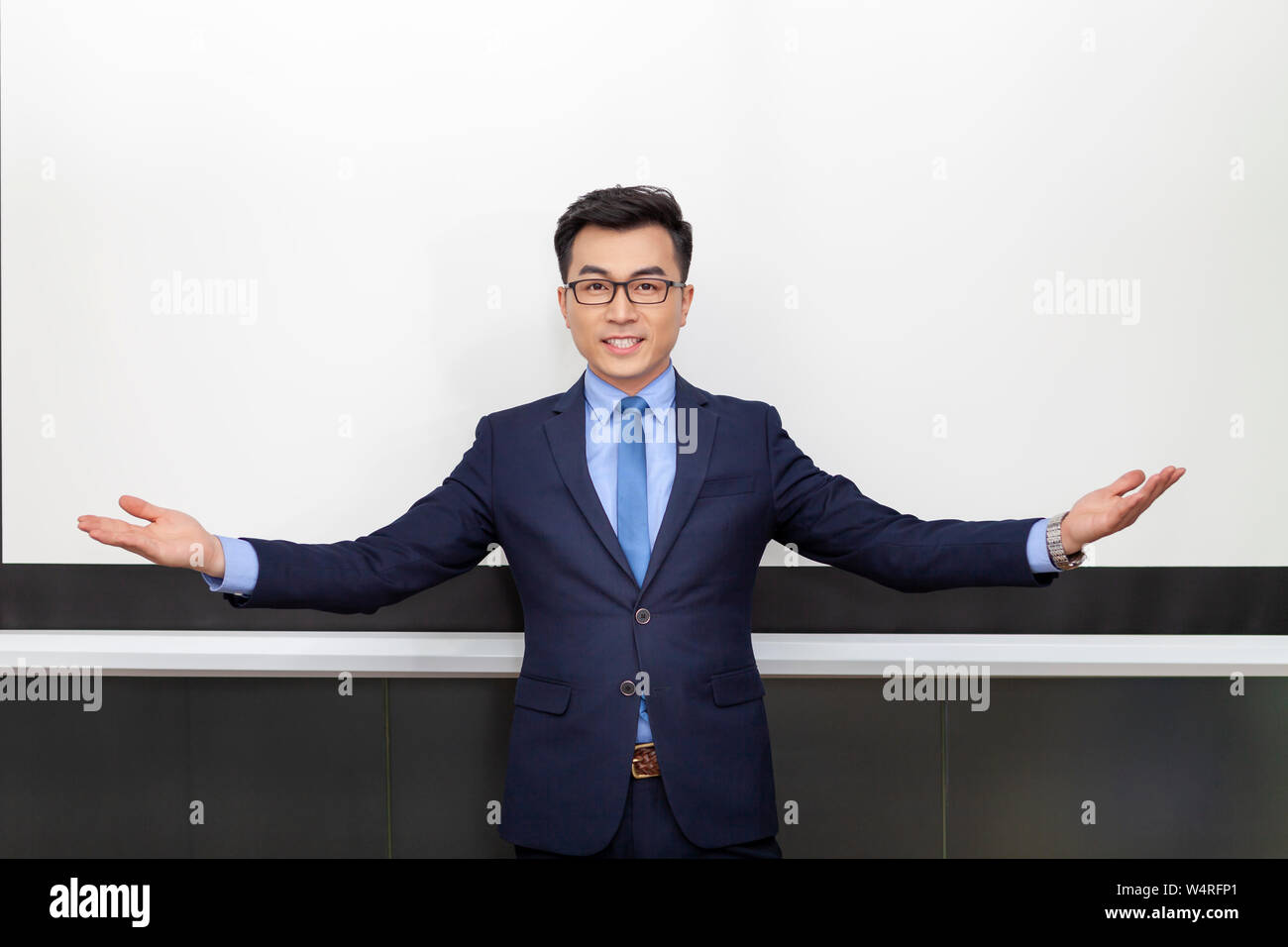 Open arms hi-res stock photography and images - Alamy