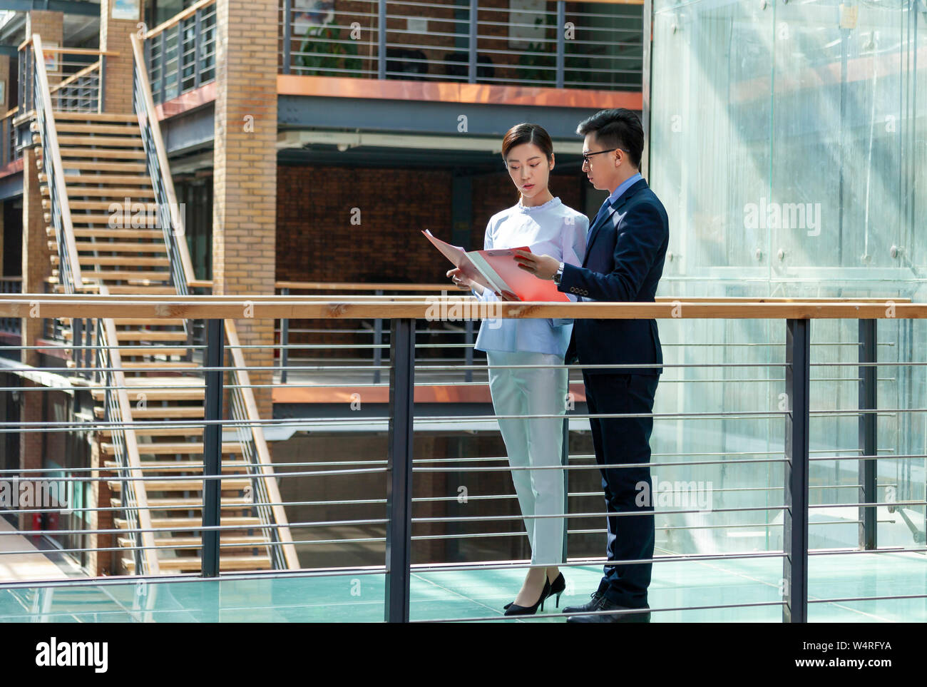 Employee conversation hi-res stock photography and images - Alamy