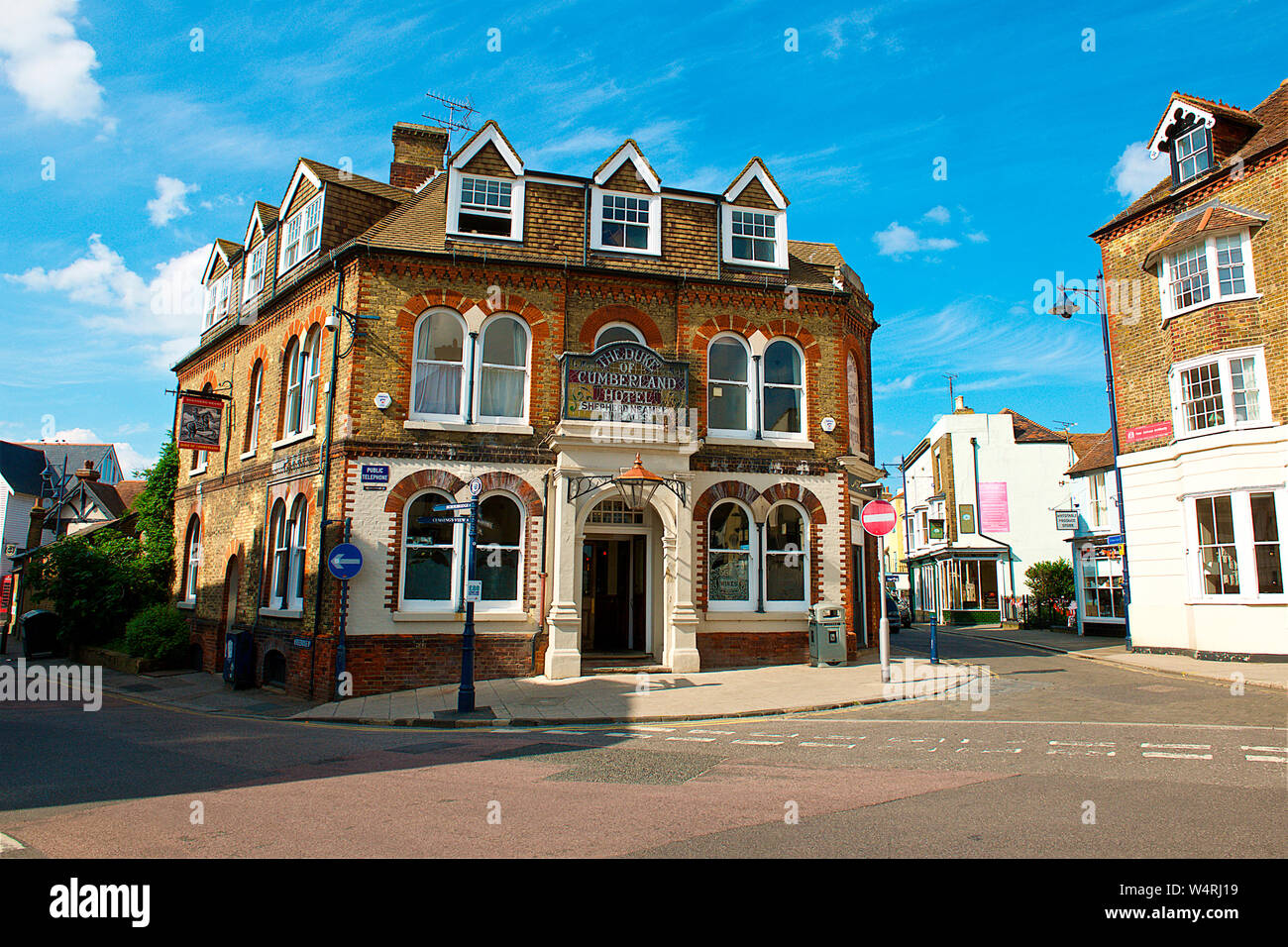 Old fashioned pub exterior hi-res stock photography and images - Alamy