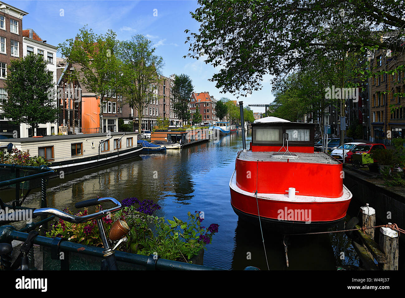 Houses along city canal, Amsterdam, Netherlands Stock Photo - Alamy