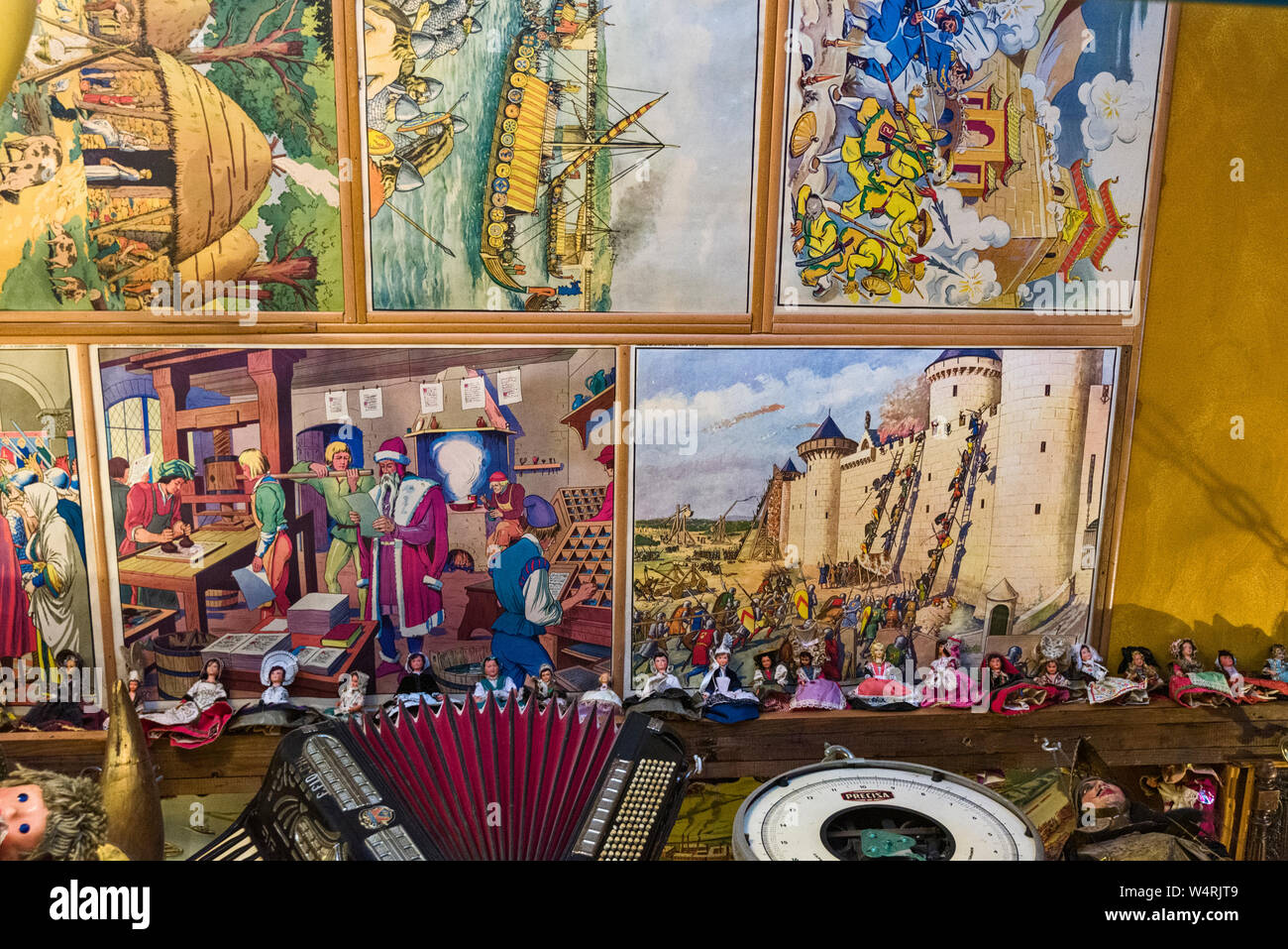 a very bizarre bar decorated with antiques and collections in Saint ...