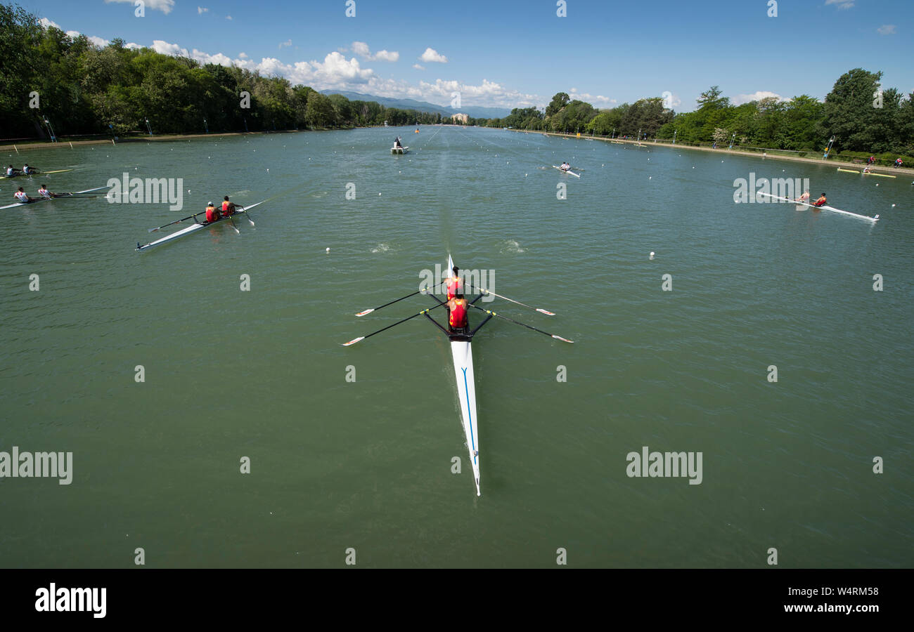 Mens semi final b double sculls approaching the pedestrian bridge hi ...