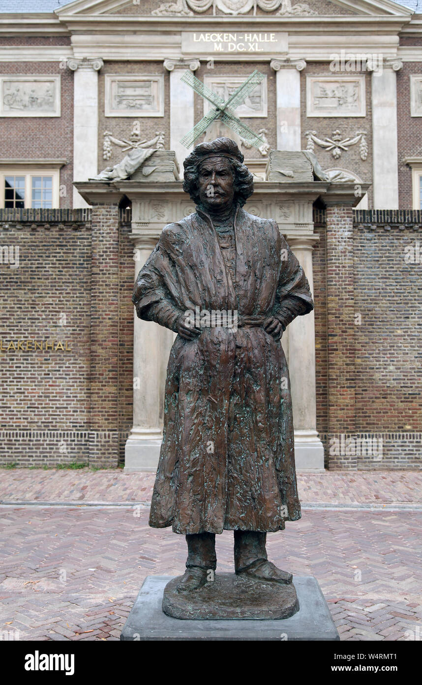 Rembrandt statue leiden hi-res stock photography and images - Alamy