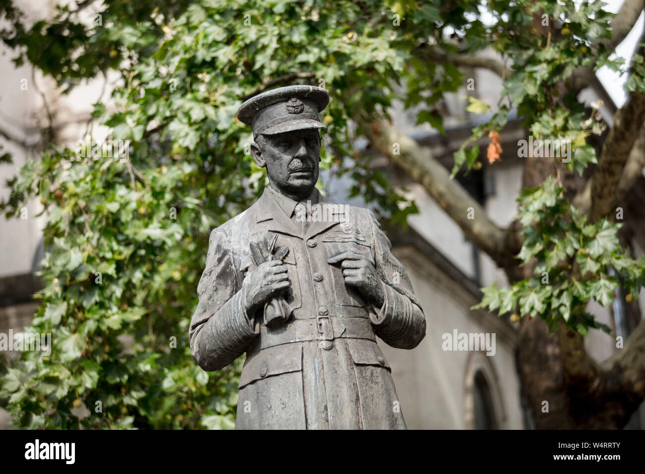 Lord dowding statue hi-res stock photography and images - Alamy
