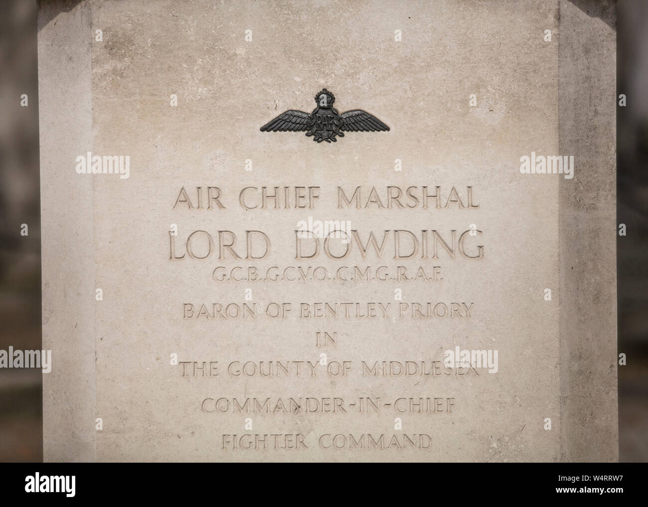 Lord hugh dowding statue london hi-res stock photography and images - Alamy