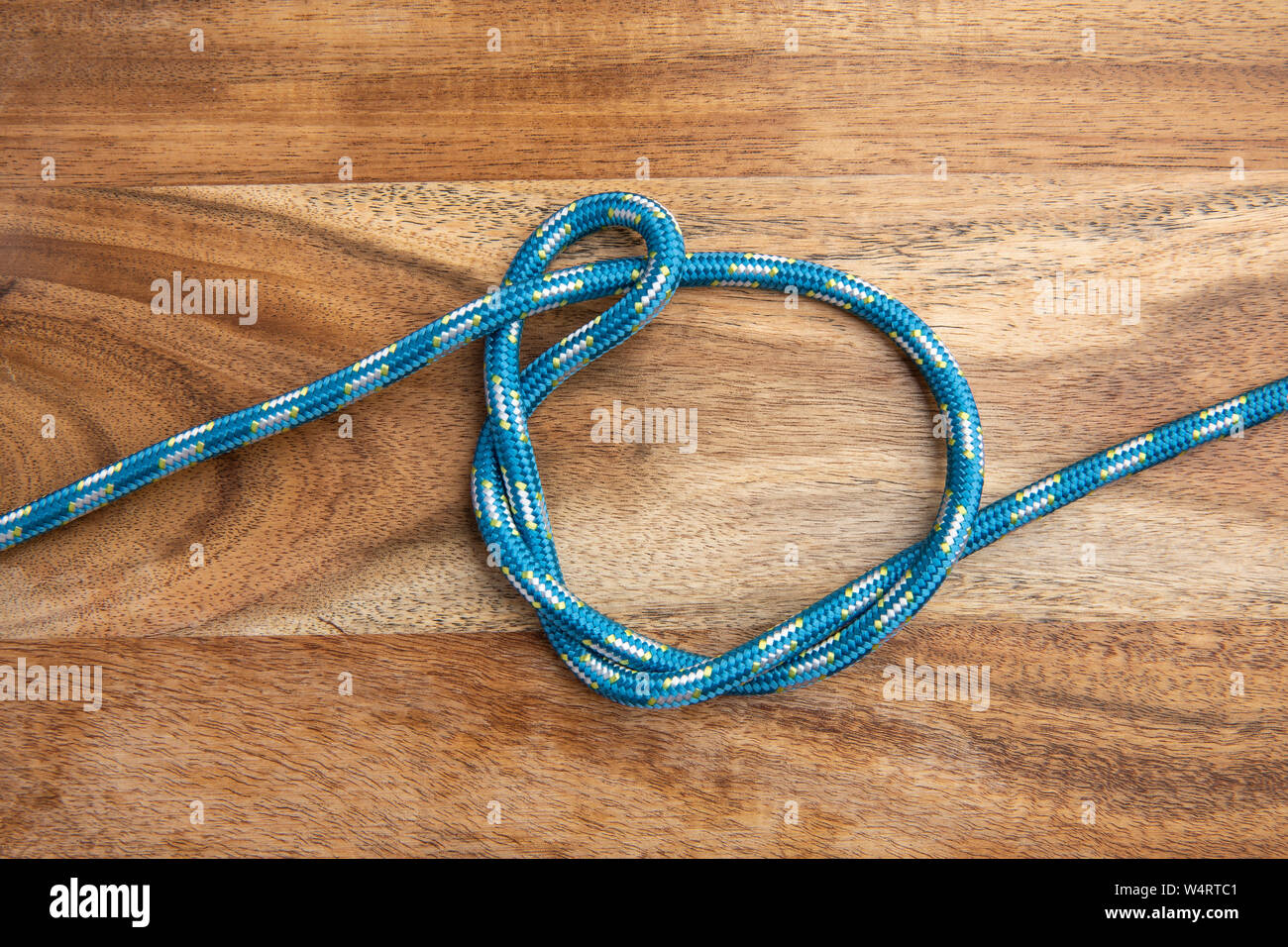 Timber Hitch Knot on wooden background. Rope node Stock Photo - Alamy