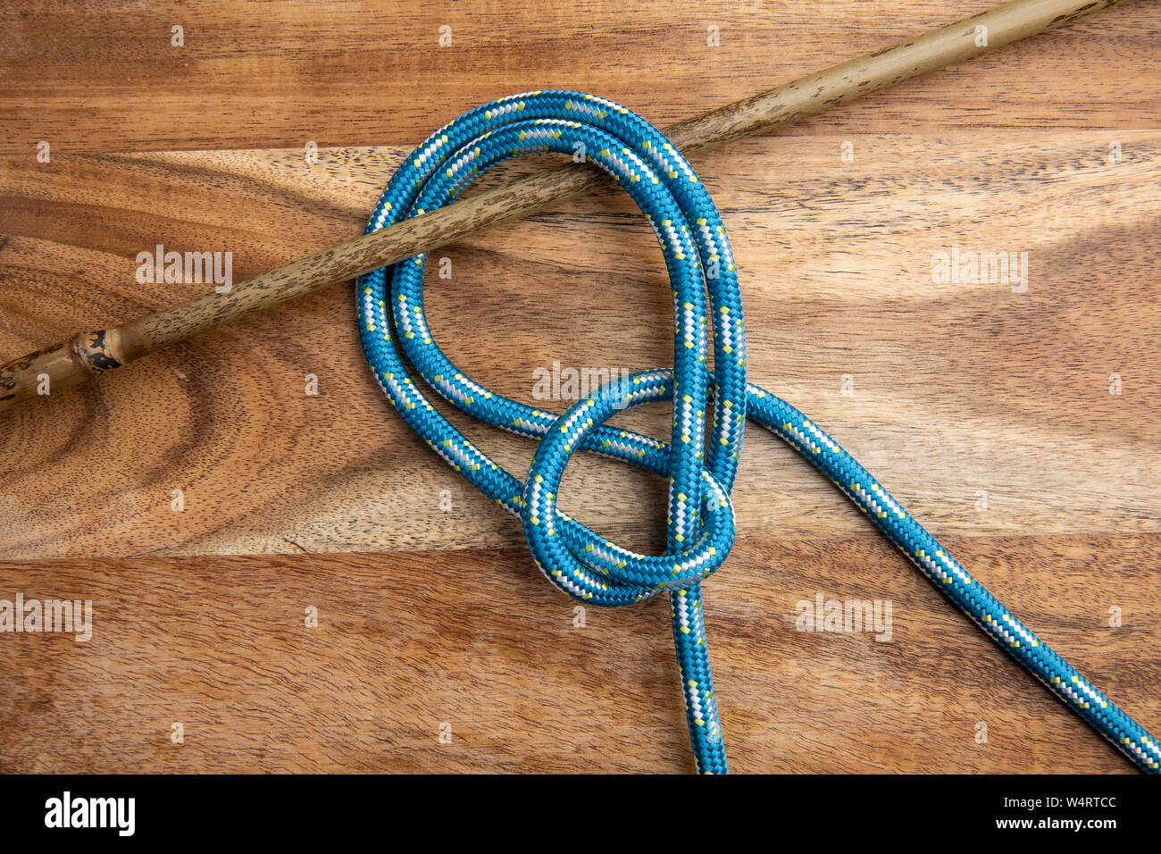 Hitching Tie Knot isolated on wooden background. Rope node Stock Photo ...