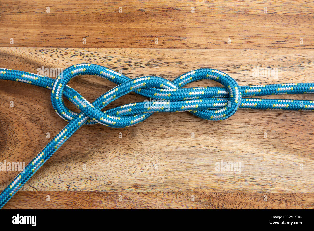 Sheet Bend Double on wooden background. Rope node Stock Photo - Alamy
