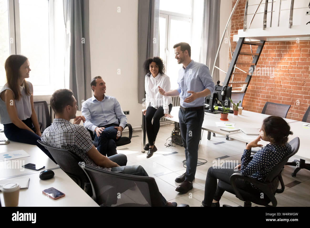 Manager talk workers listen hi-res stock photography and images - Alamy